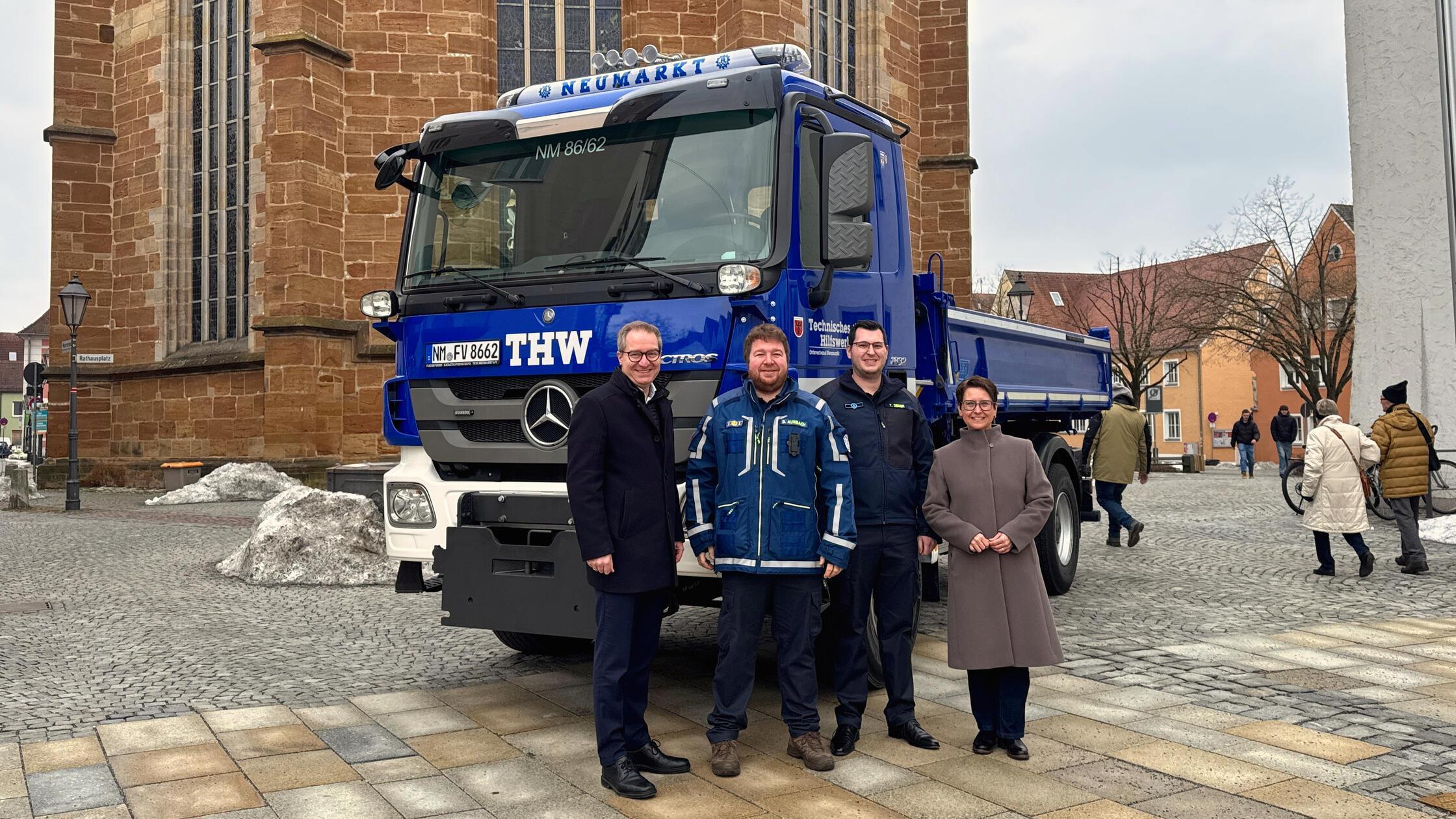 Stadt übergibt LKW-Kipper