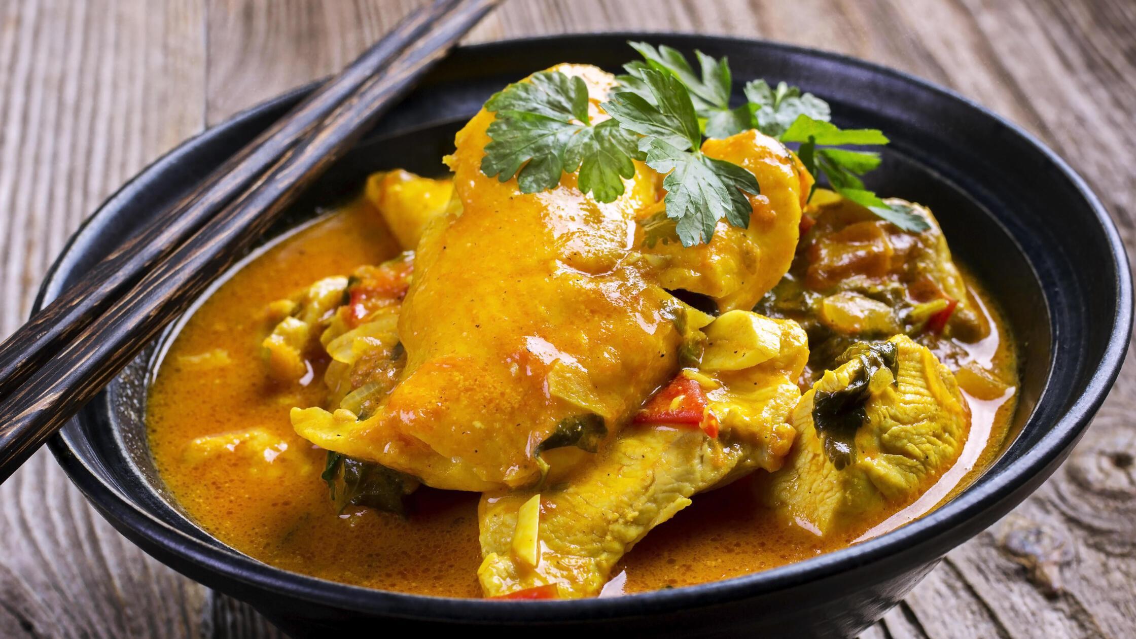 Fisch statt Fleisch: Schnelles Rezept für ein cremiges Lachs-Curry mit ...