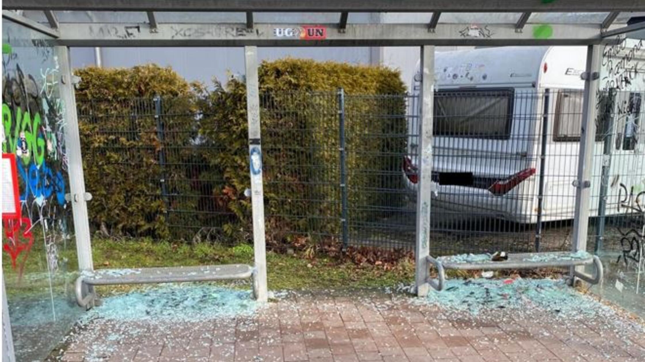 Bushaltestelle in Baiersdorf zerstört: Polizei sucht Zeugen nach ...