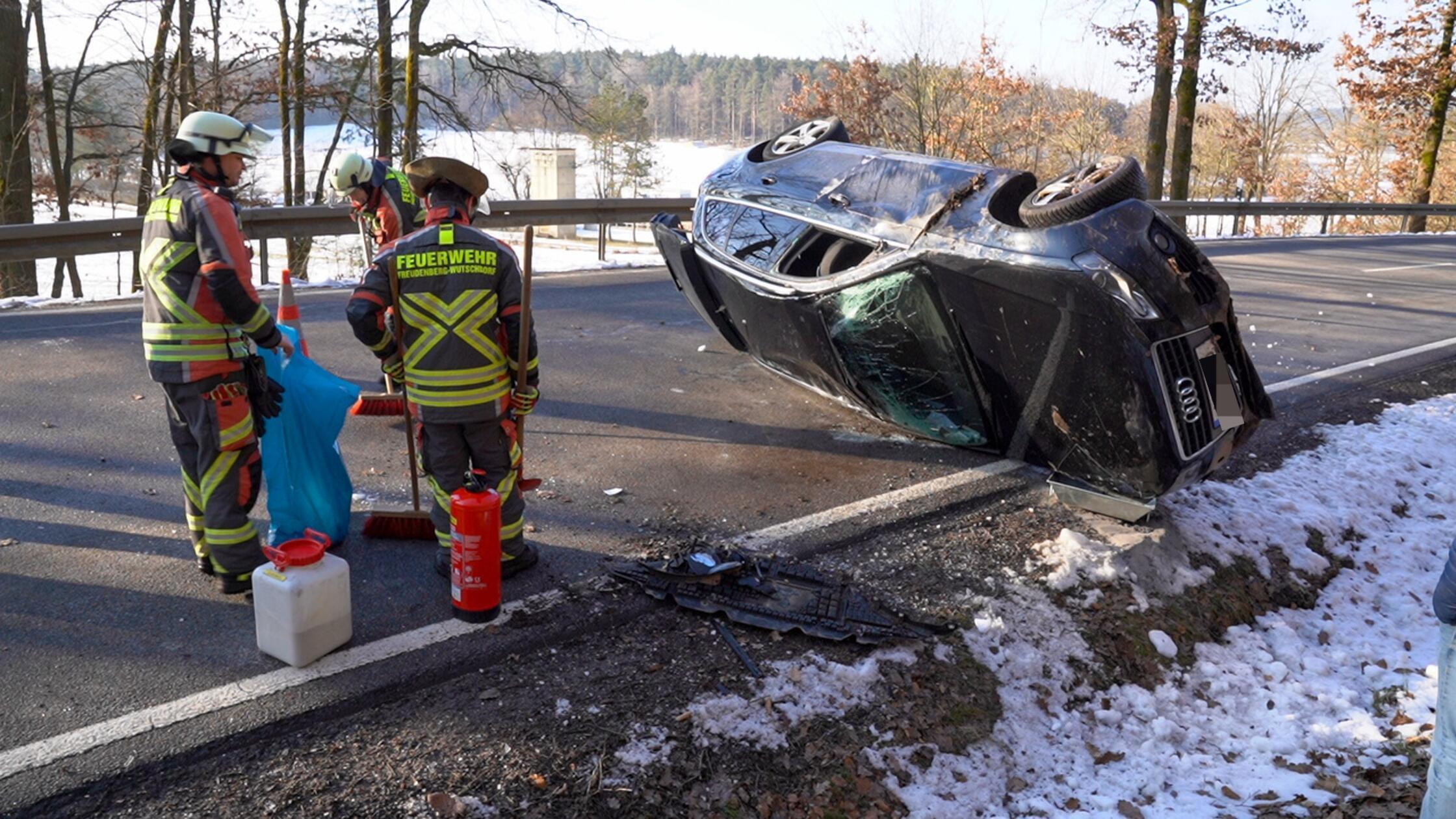 Unfall bei Freudenberg: Auto überschlägt sich - Mutter und Baby an Bord