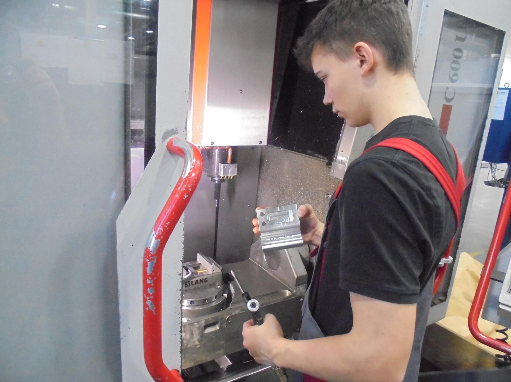 Gräfenberger Technikschüler erkunden Haidhofer Firma „Hofmann CNC“
