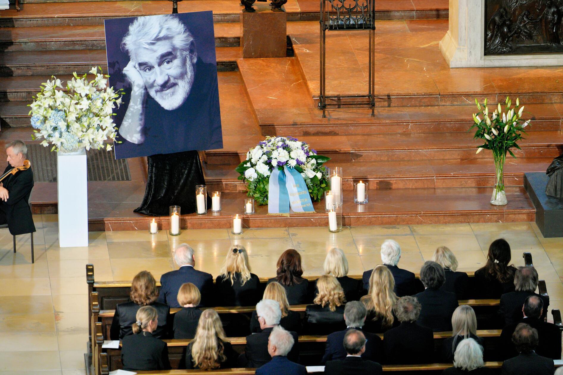 Starensemble verabschiedet Mario Adorf in München