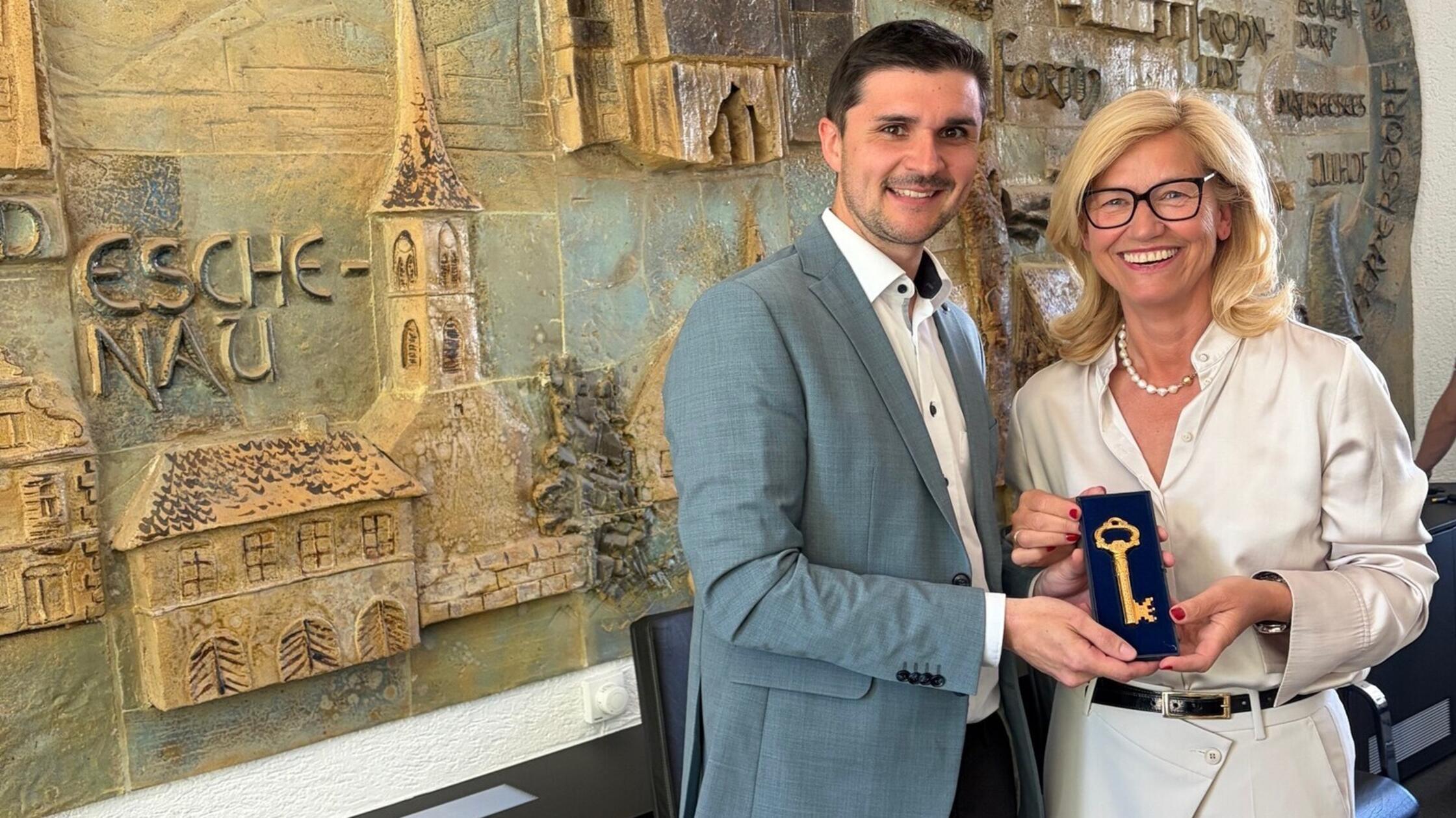 Schultüte für den Neuen: Bürgermeister Sebastian Singer hat in Eckental ...