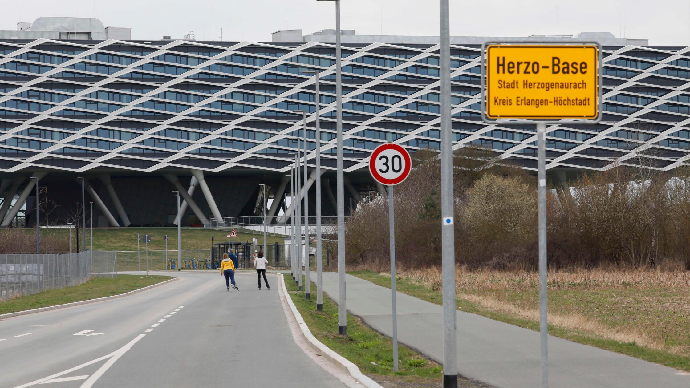 StUB wird am Adidas-Campus in Herzogenaurach umgeplant - Spielt Geld ...
