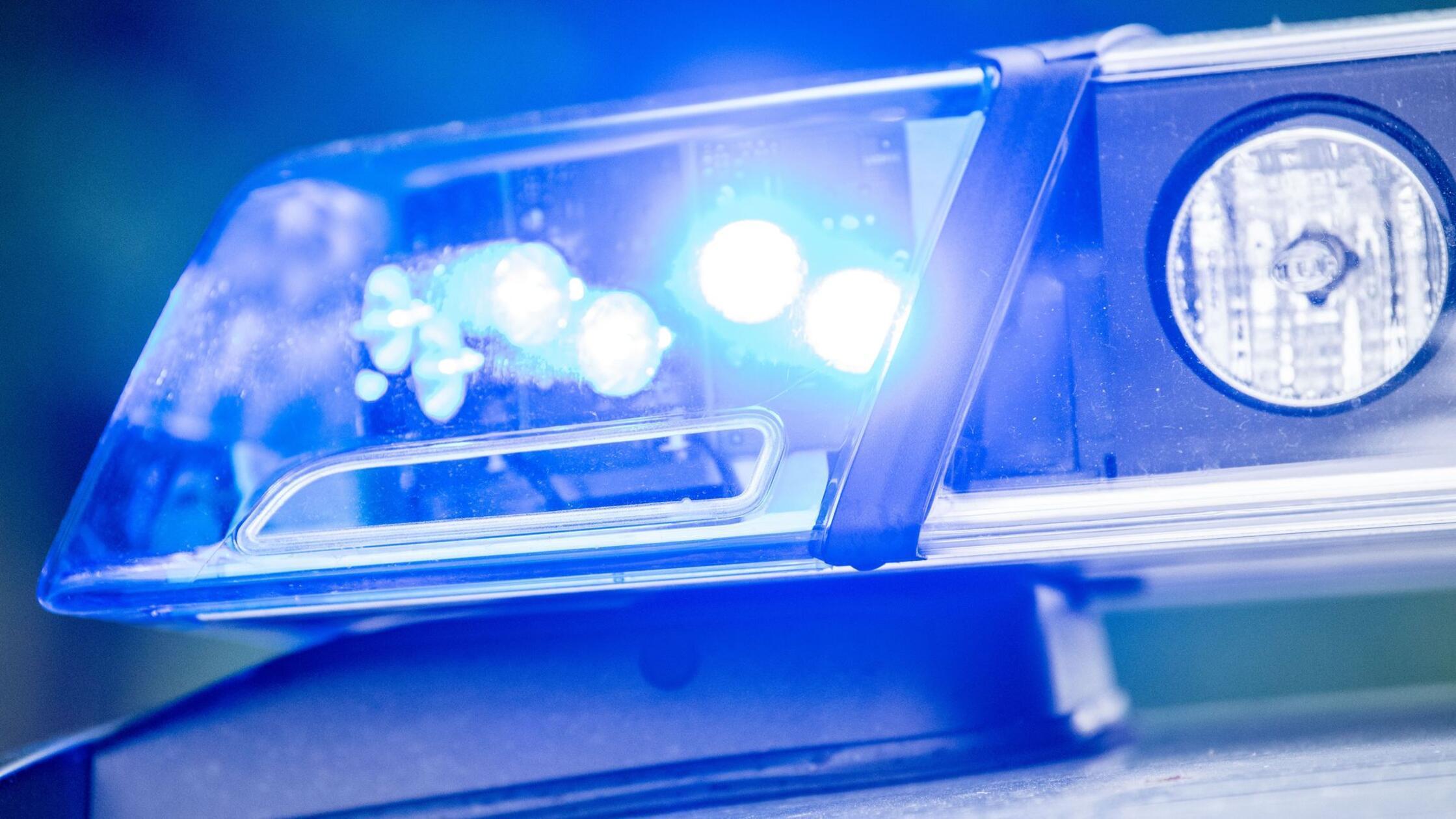 Beim Überqueren der Straße: Rollstuhlfahrer in Bayern von Auto erfasst ...