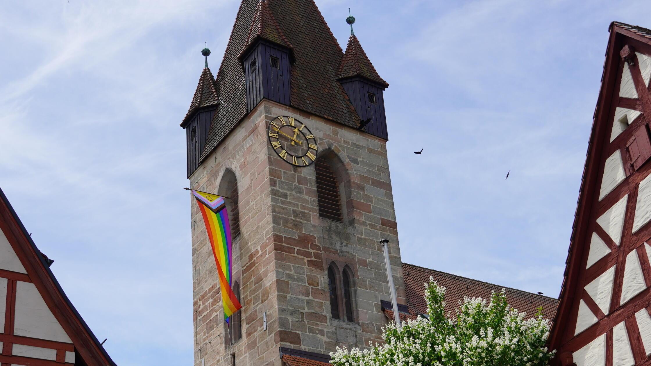Regenbogenflagge am Kirchturm in Feucht: "Wir wollen ein safe space sein"