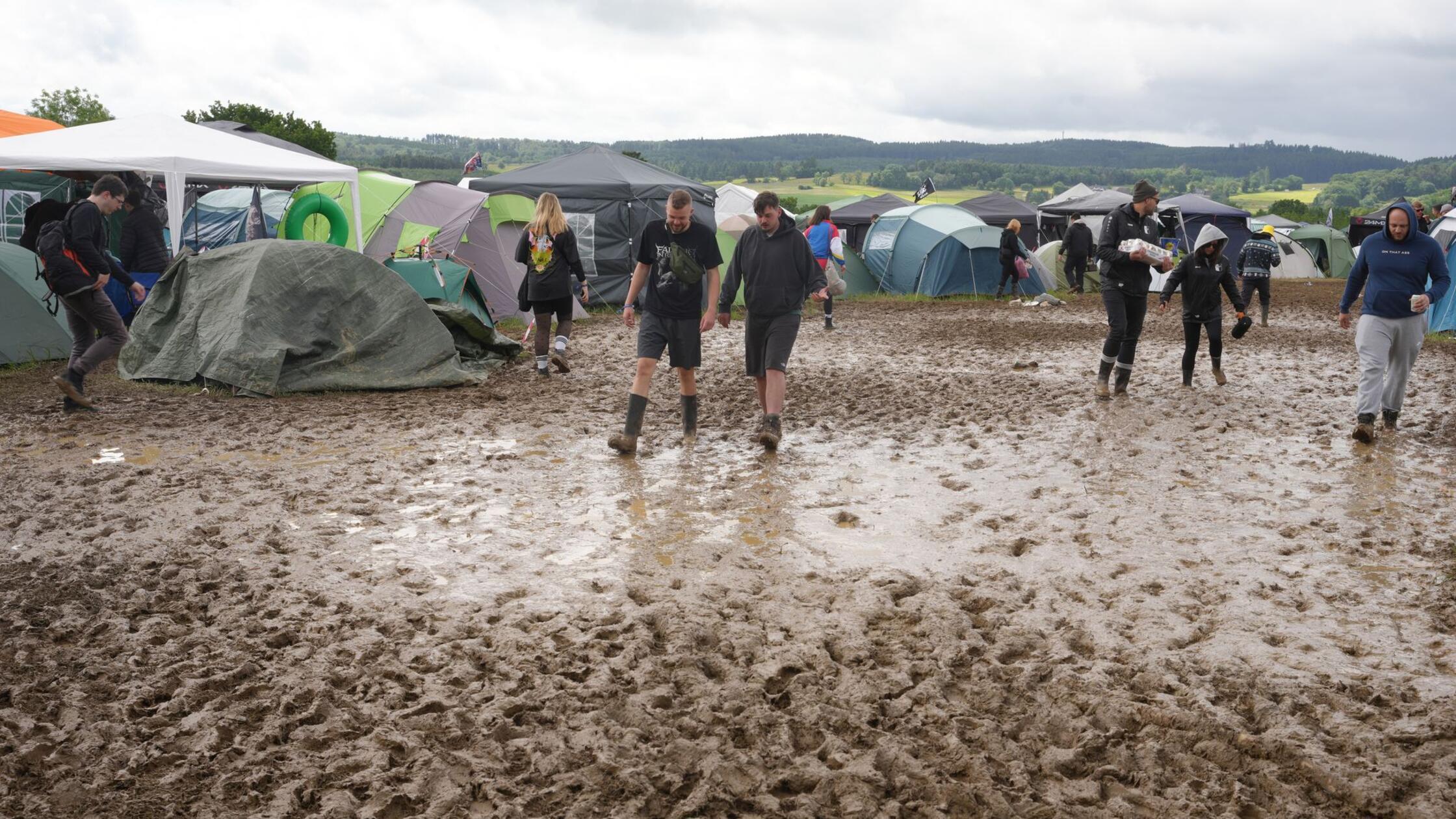 Schlamm und kreatives Feiern: Rocken am Ring und im Park