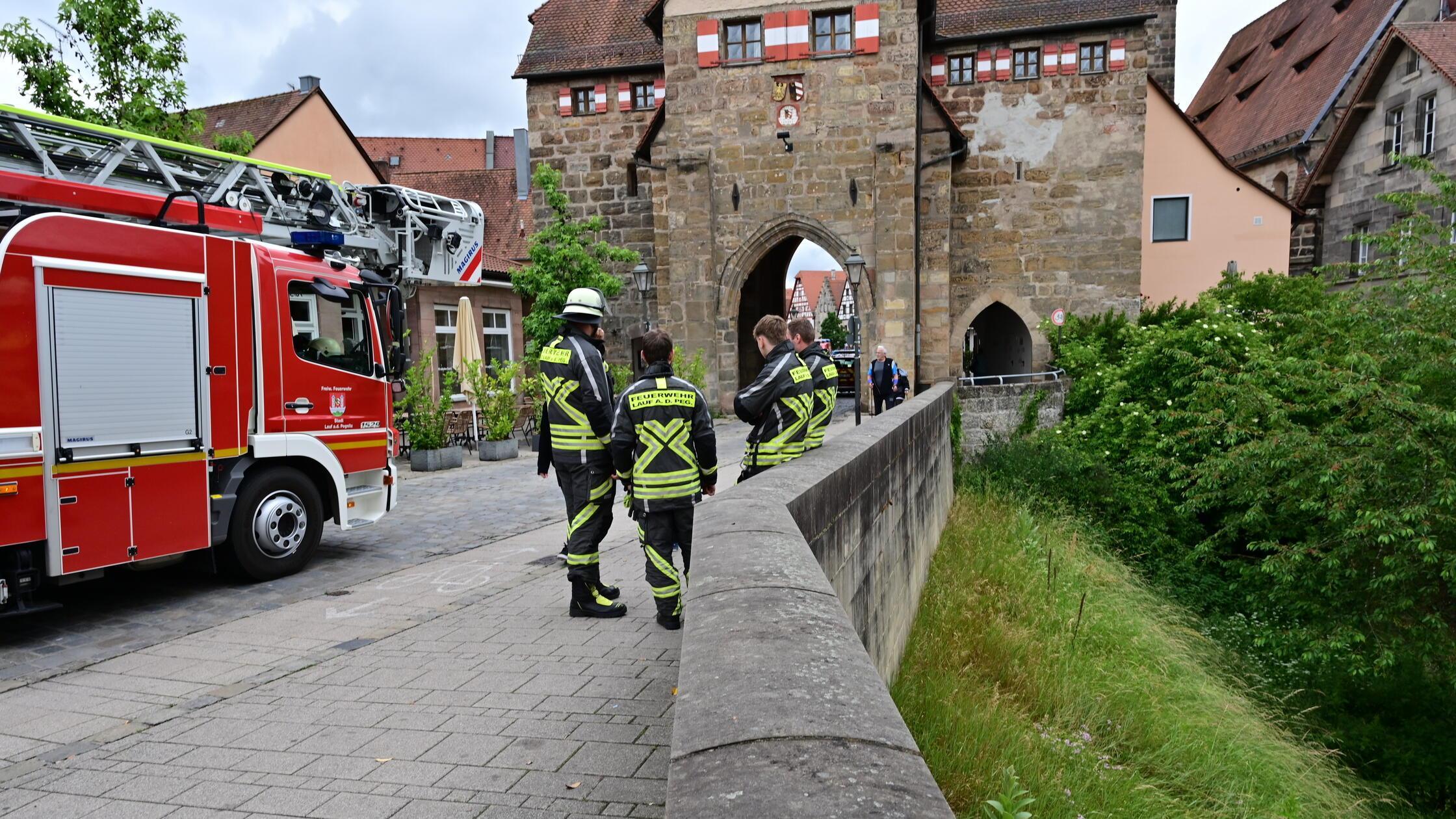 Schulausflug endet tragisch: Schülerin stürzt mitten in Lauf mehrere ...