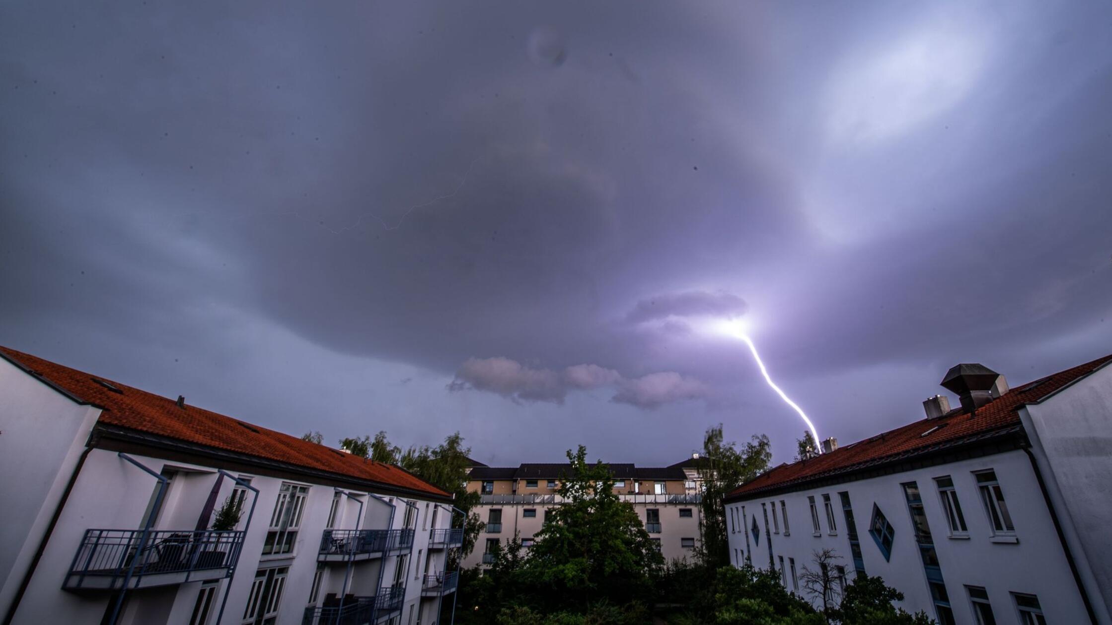 Frau übersteht Blitz auf der Terrasse: Entlang des Kamins bis ins ...