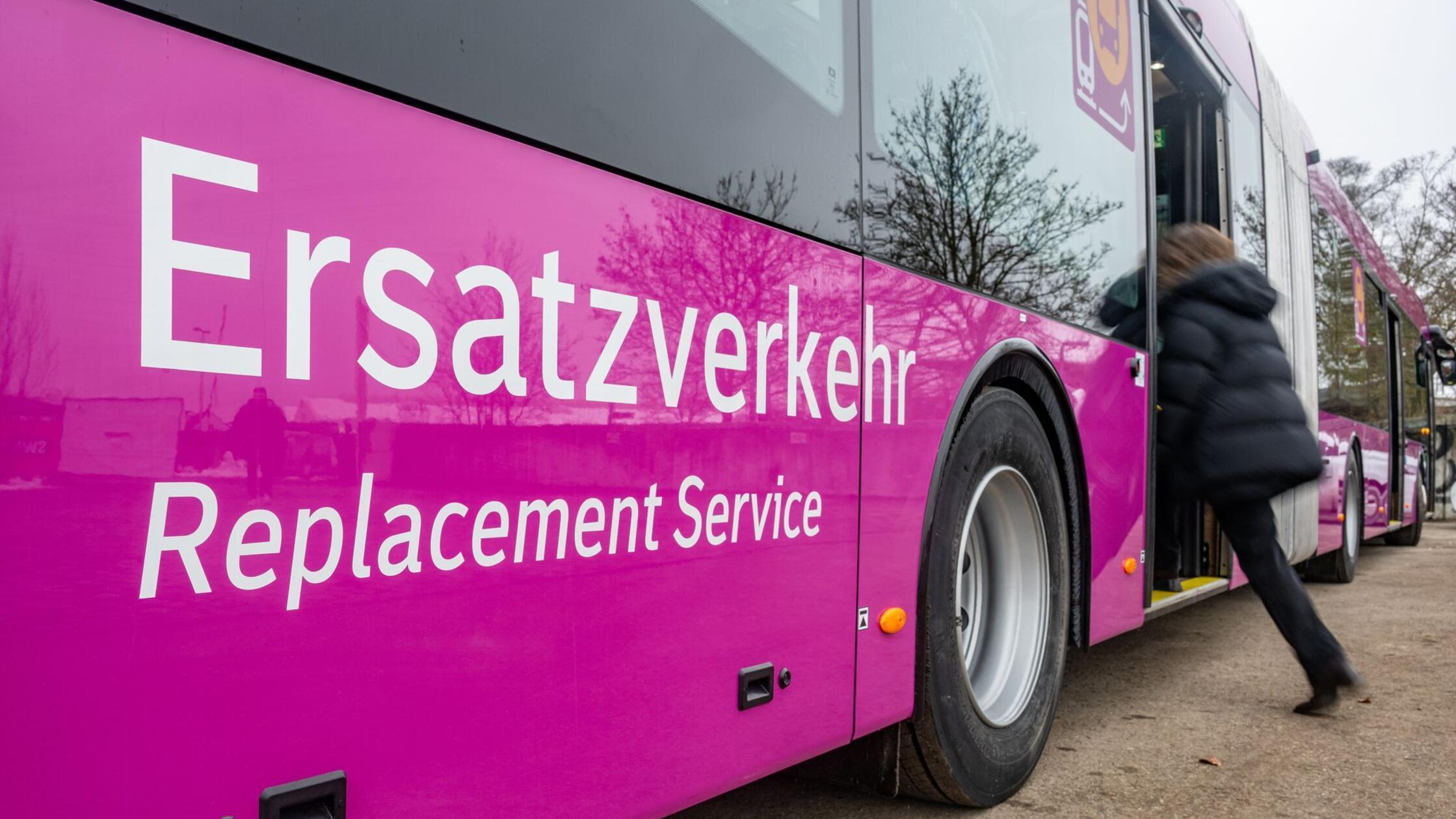 Bahn-Sanierung: Im purpurfarbenen Bus durch Ostbayern