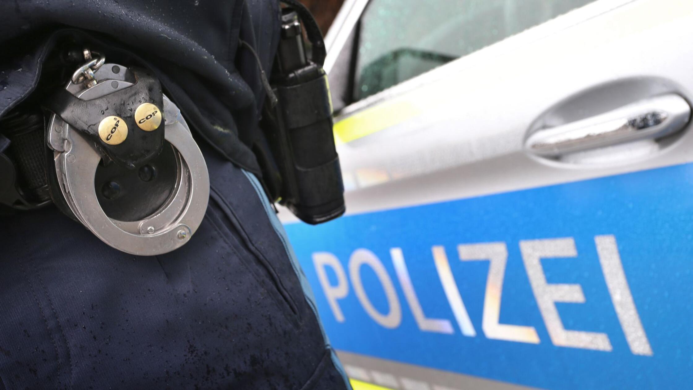 24-Jähriger beißt einem Polizisten in den Finger