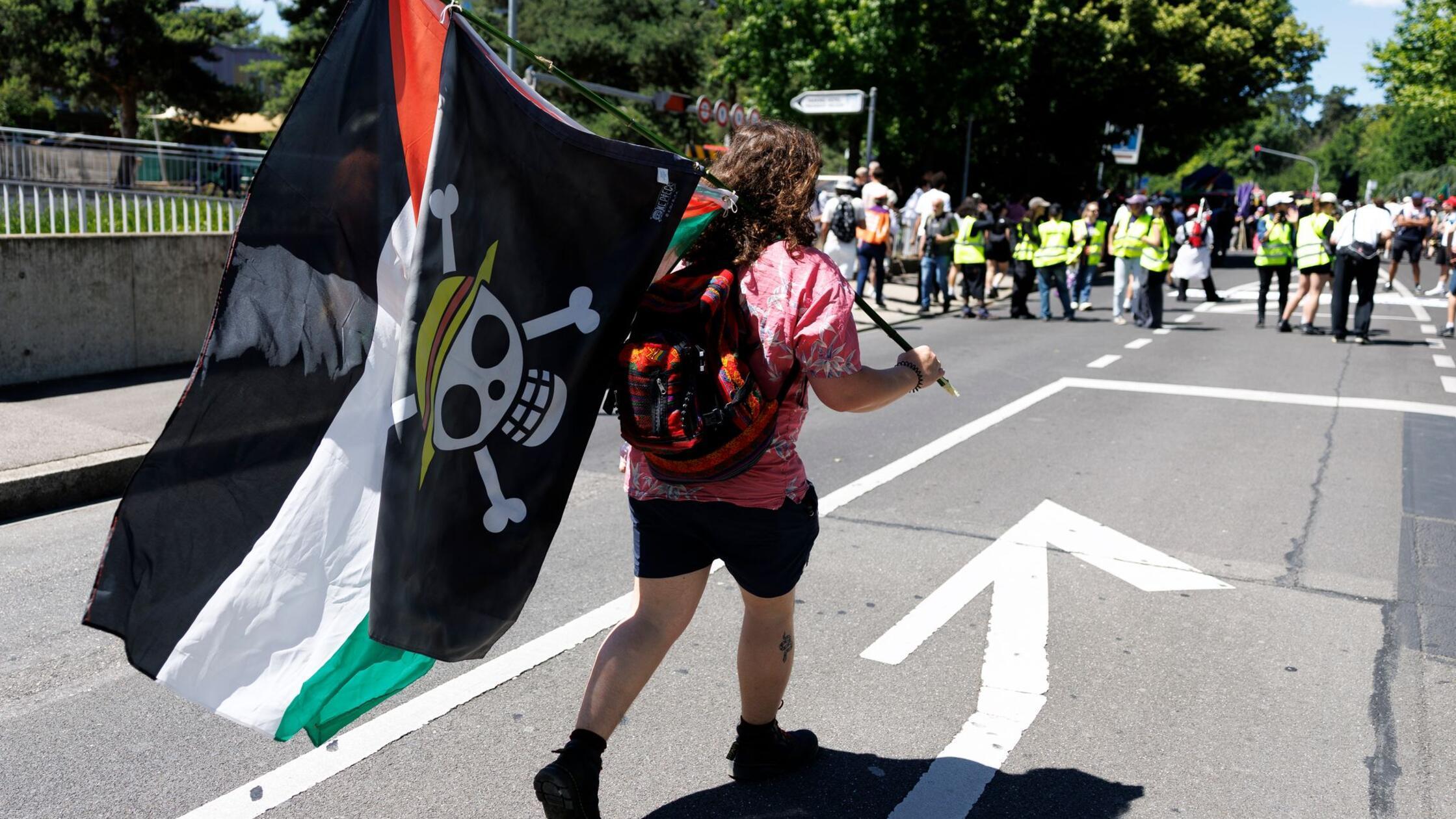Steine fliegen, Scheiben bersten: Protest gegen G7 in Genf