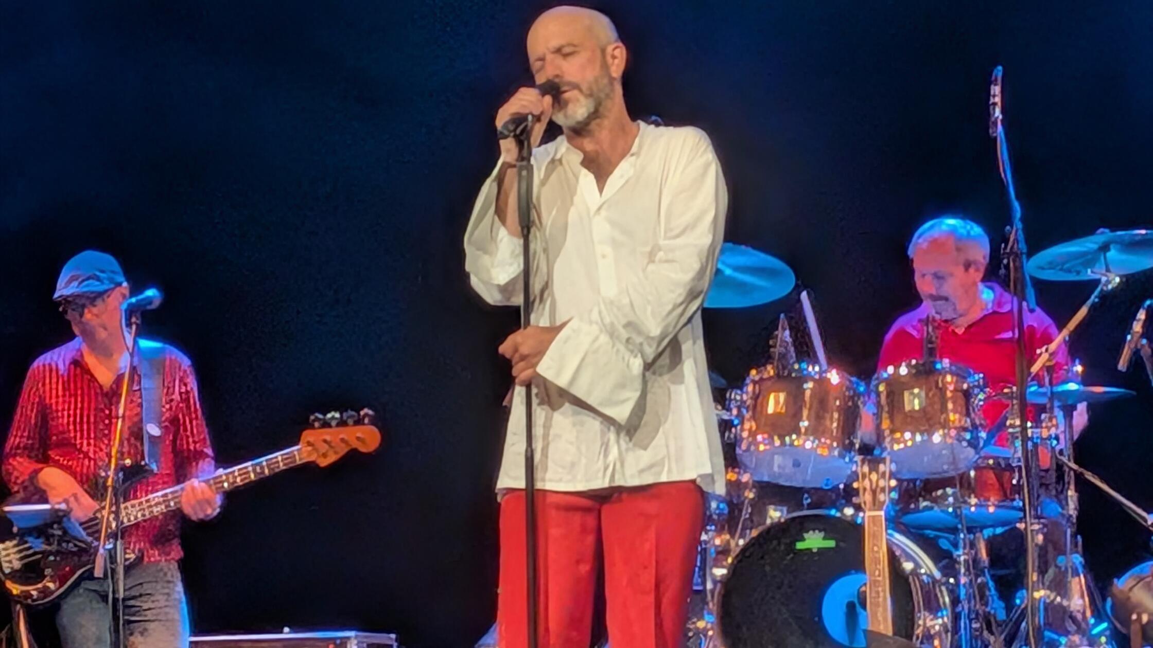 „Keine Macht für niemand“: Jan Plewka rockt mit Rio Reiser das Fürther ...