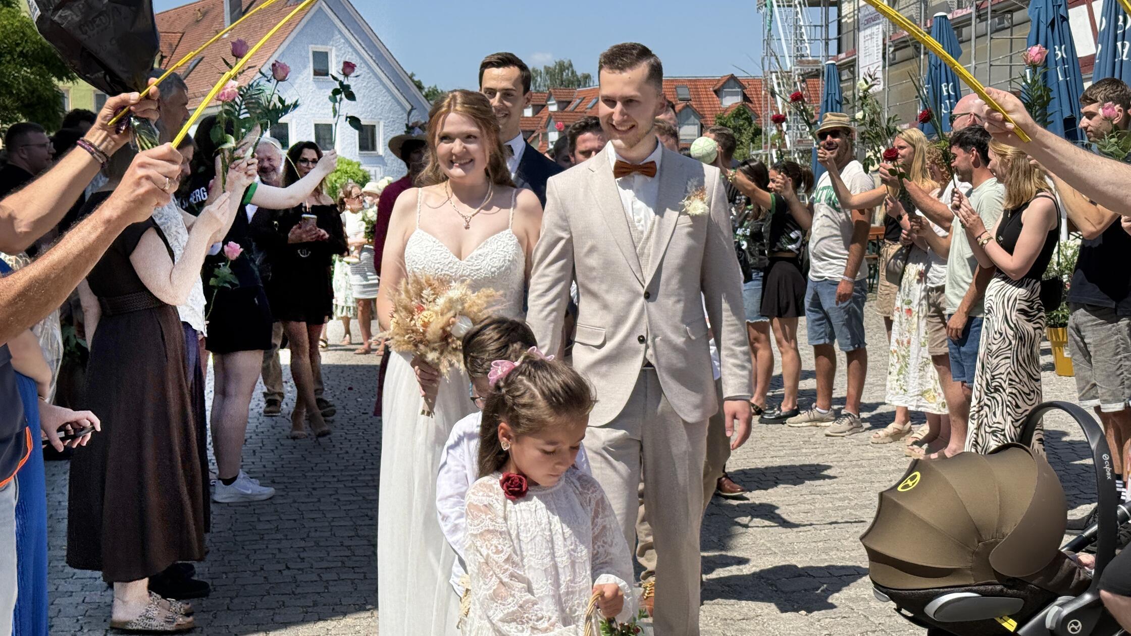 Ein Baum fürs Eheglück: Silvia und Daniel feiern Sommerhochzeit in Berg