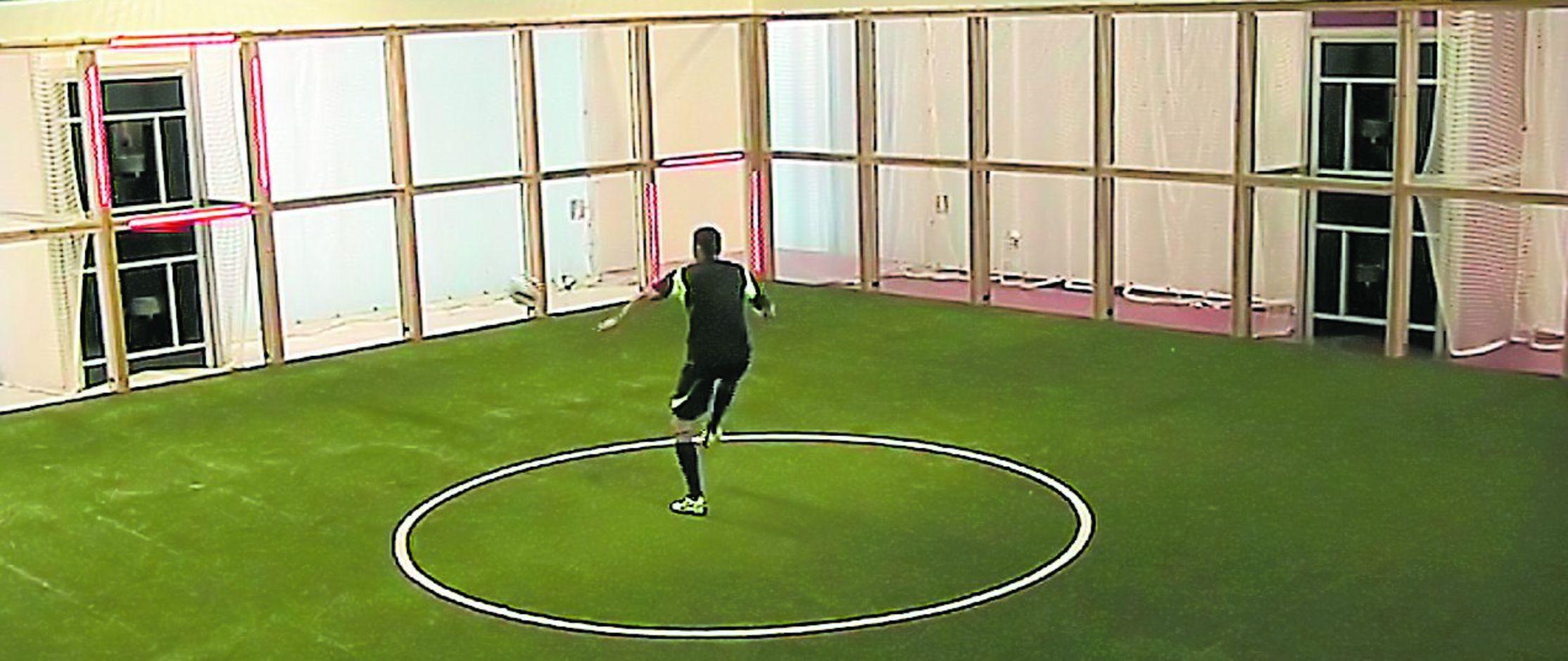 Der Footbonaut fasziniert auch die Club-Talente