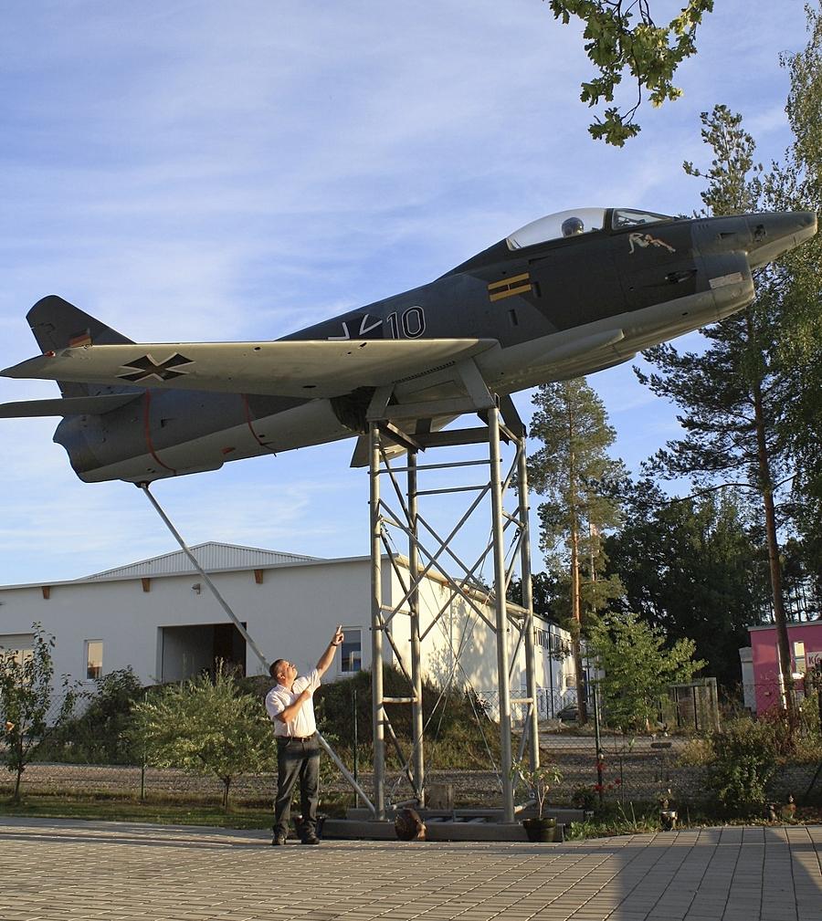 Im Garten steht ein Jet
