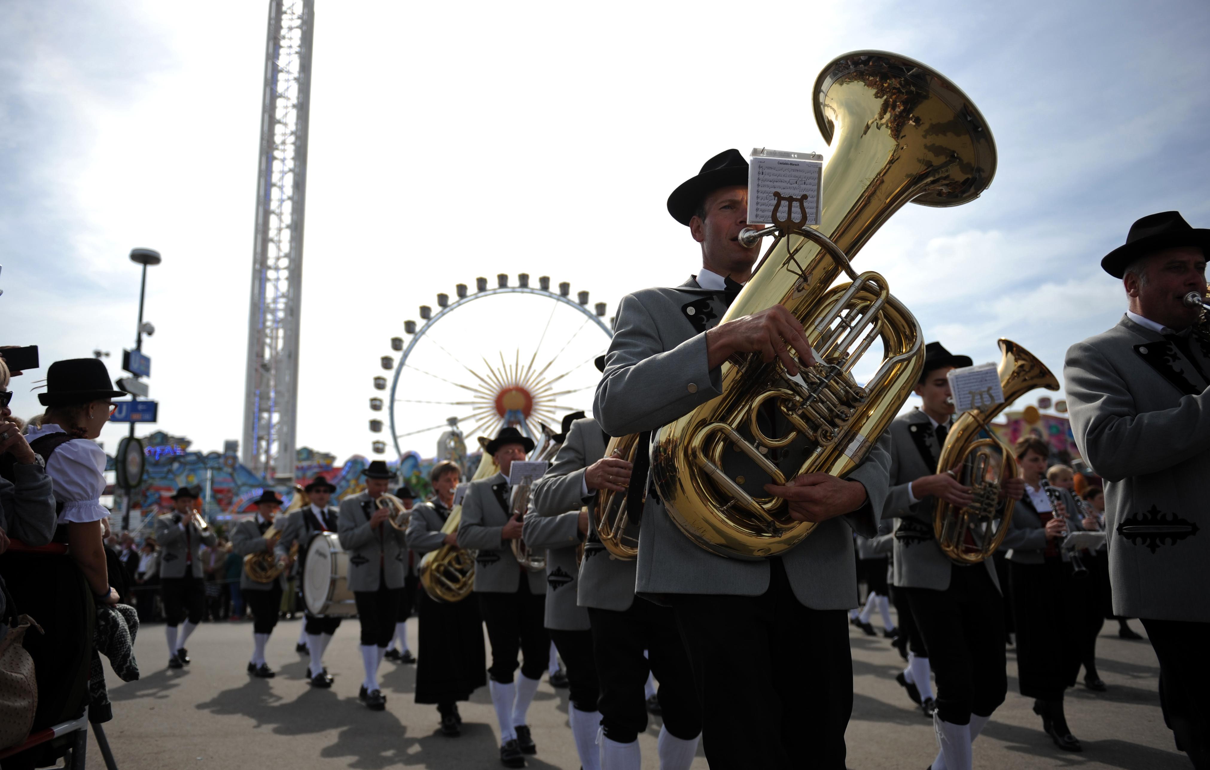 Trachten, Schlägereien und Bierleichen zum Wiesnstart