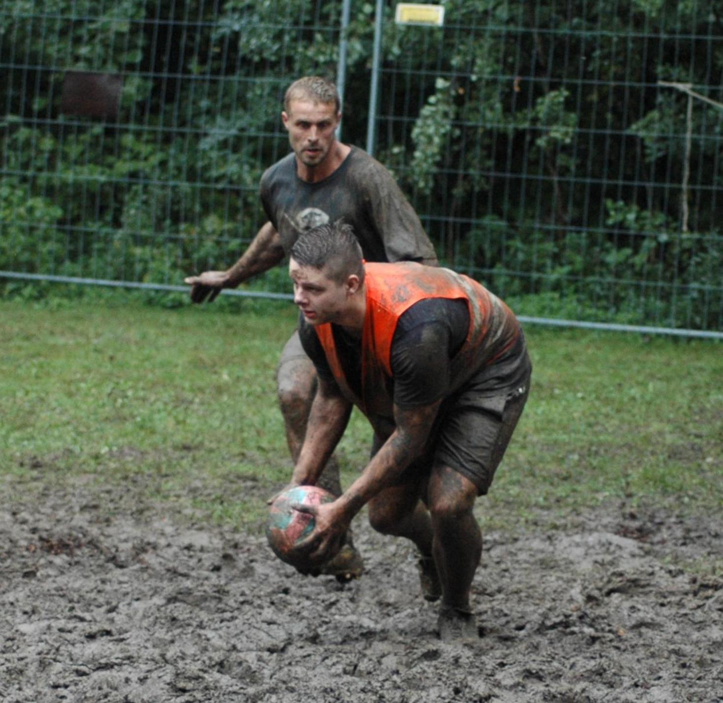 Raffball: Pfadfinder bolzen im Schlamm