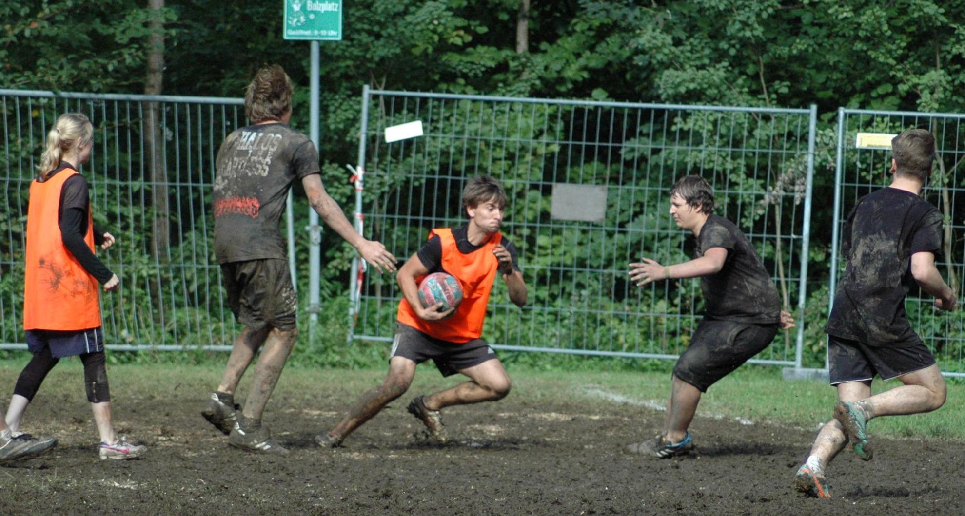 Raffball: Pfadfinder bolzen im Schlamm