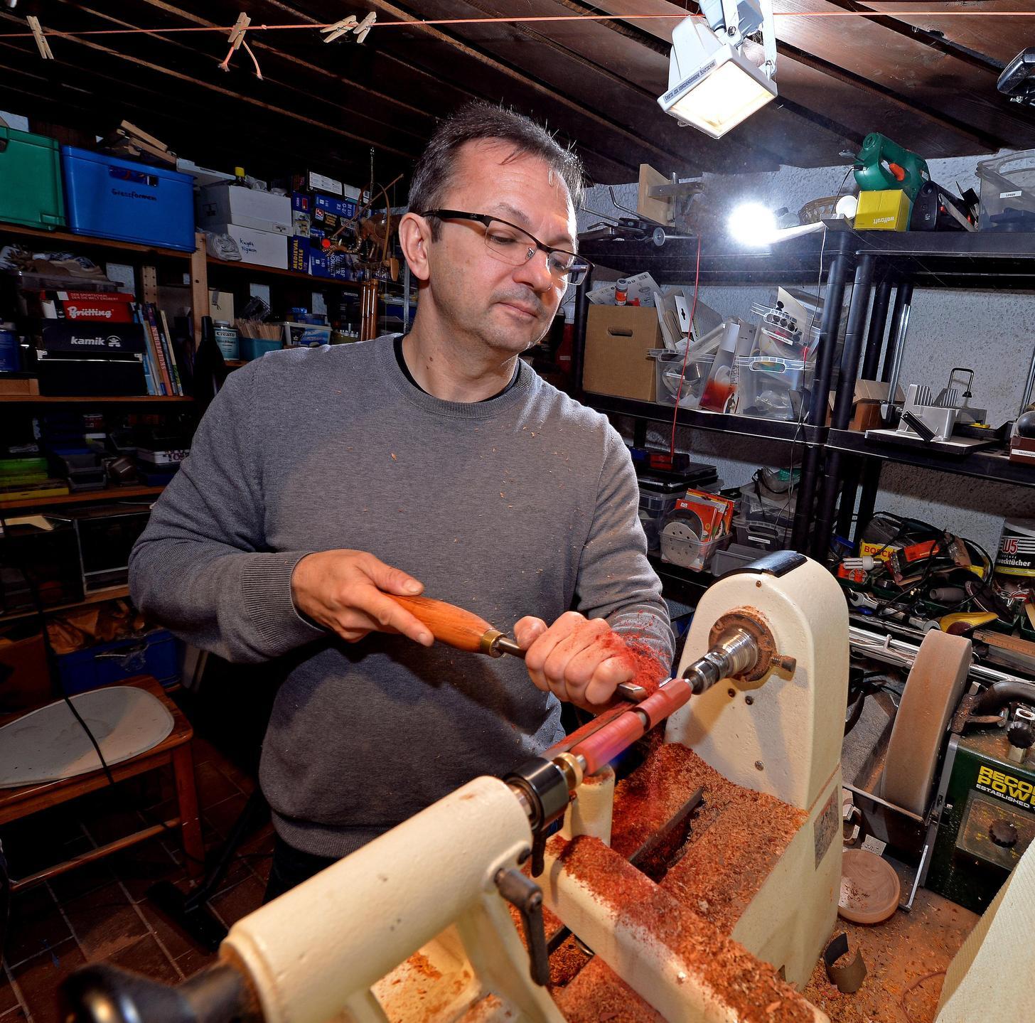 Boxdorfer Diakon drechselt edle Füller