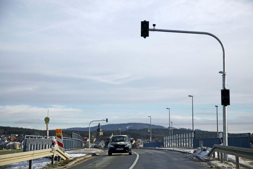 Neue Ampel signalisiert: Bus hält auf der Brücke!