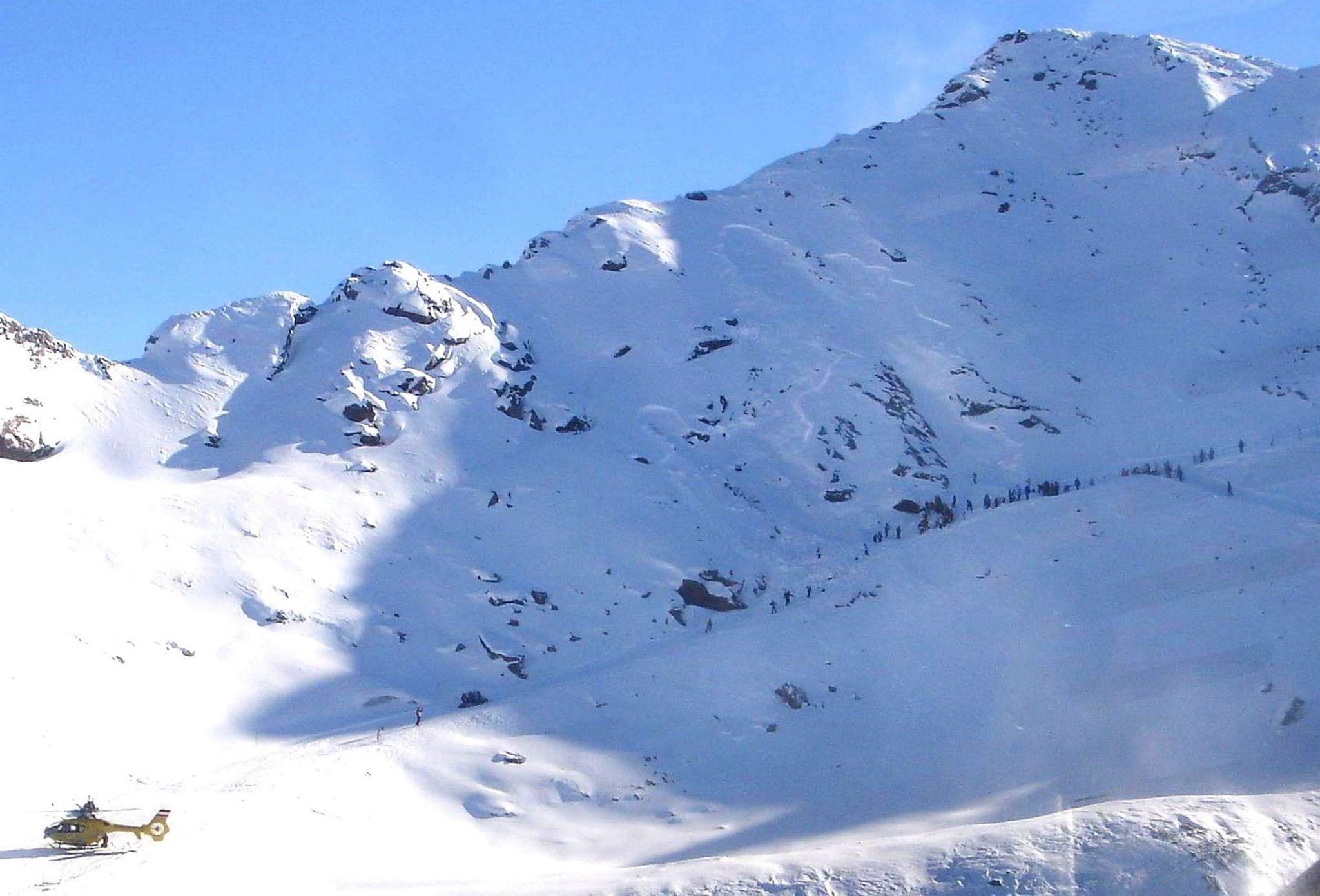 Lawine verschüttet mehrere Menschen auf Schweizer Skipiste