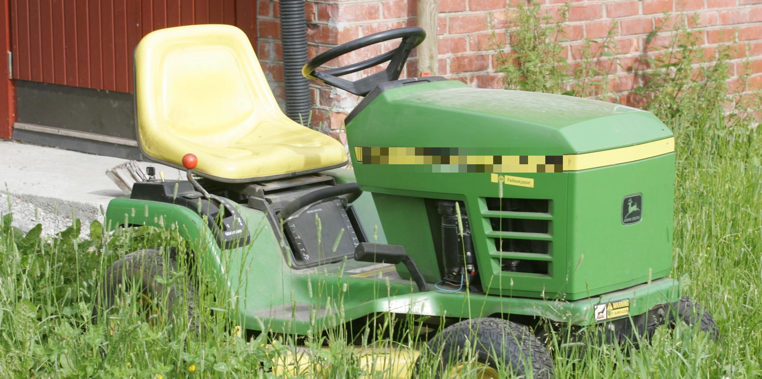 Zwei Betrunkene mit Rasenmäher-Traktor auf Abwegen