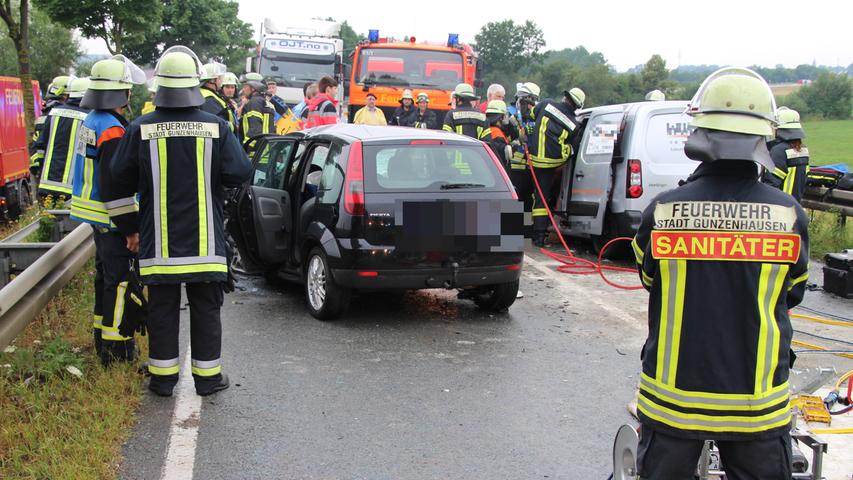 Frau stirbt bei Autounfall auf der B13 bei Gunzenhausen | Nordbayern Frau stirbt bei Autounfall auf der B13 bei Gunzenhausen | Nordbayern