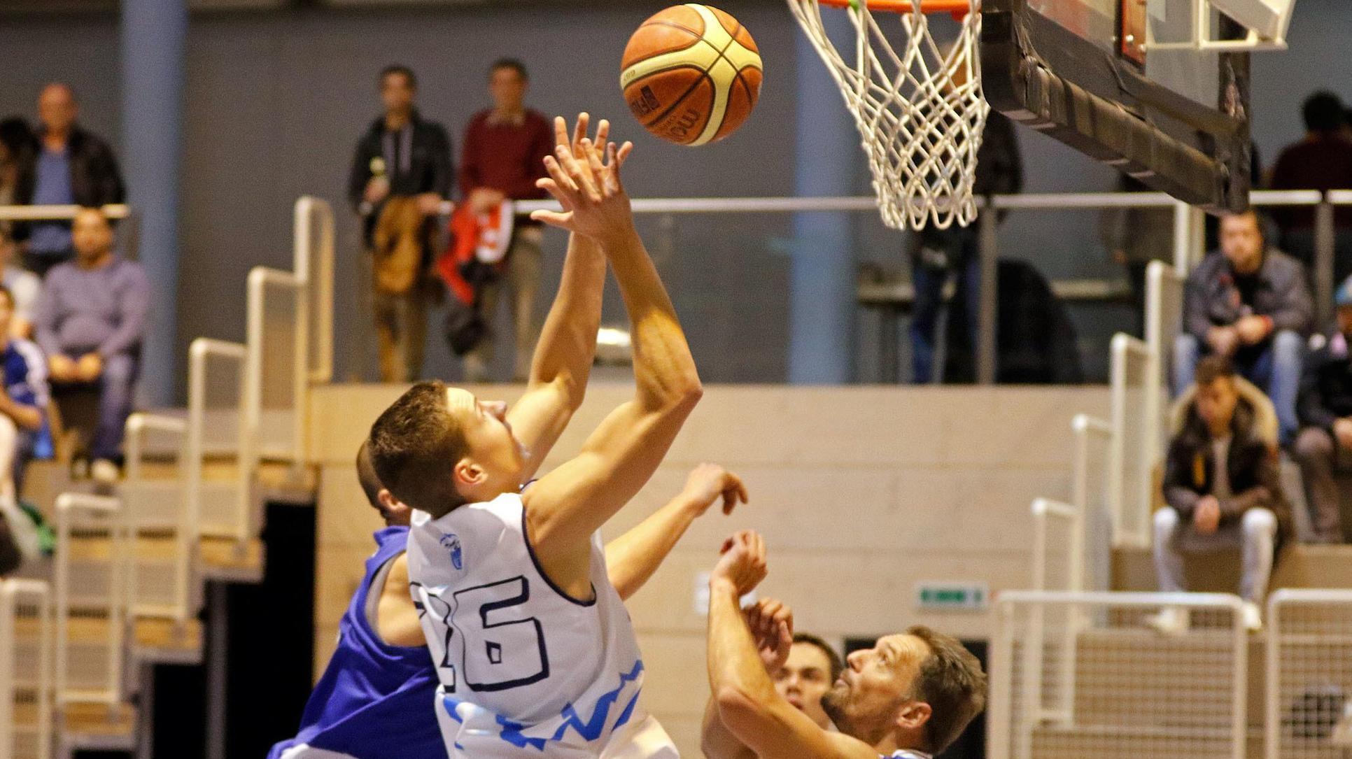 Martin Ides trainiert die Staufer Basketballer