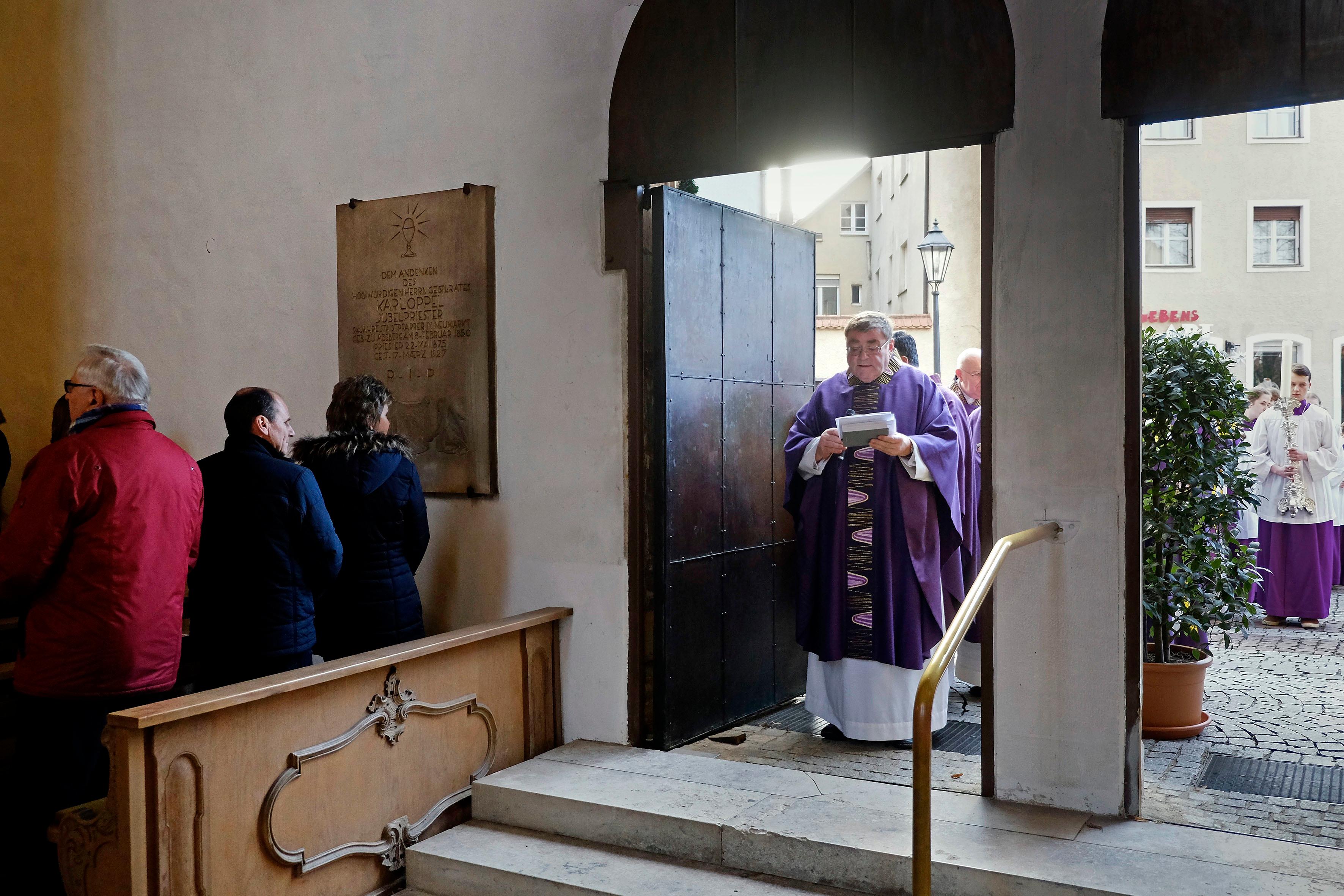 Pfarrer Winner öffnet die "Pforte der Barmherzigkeit"