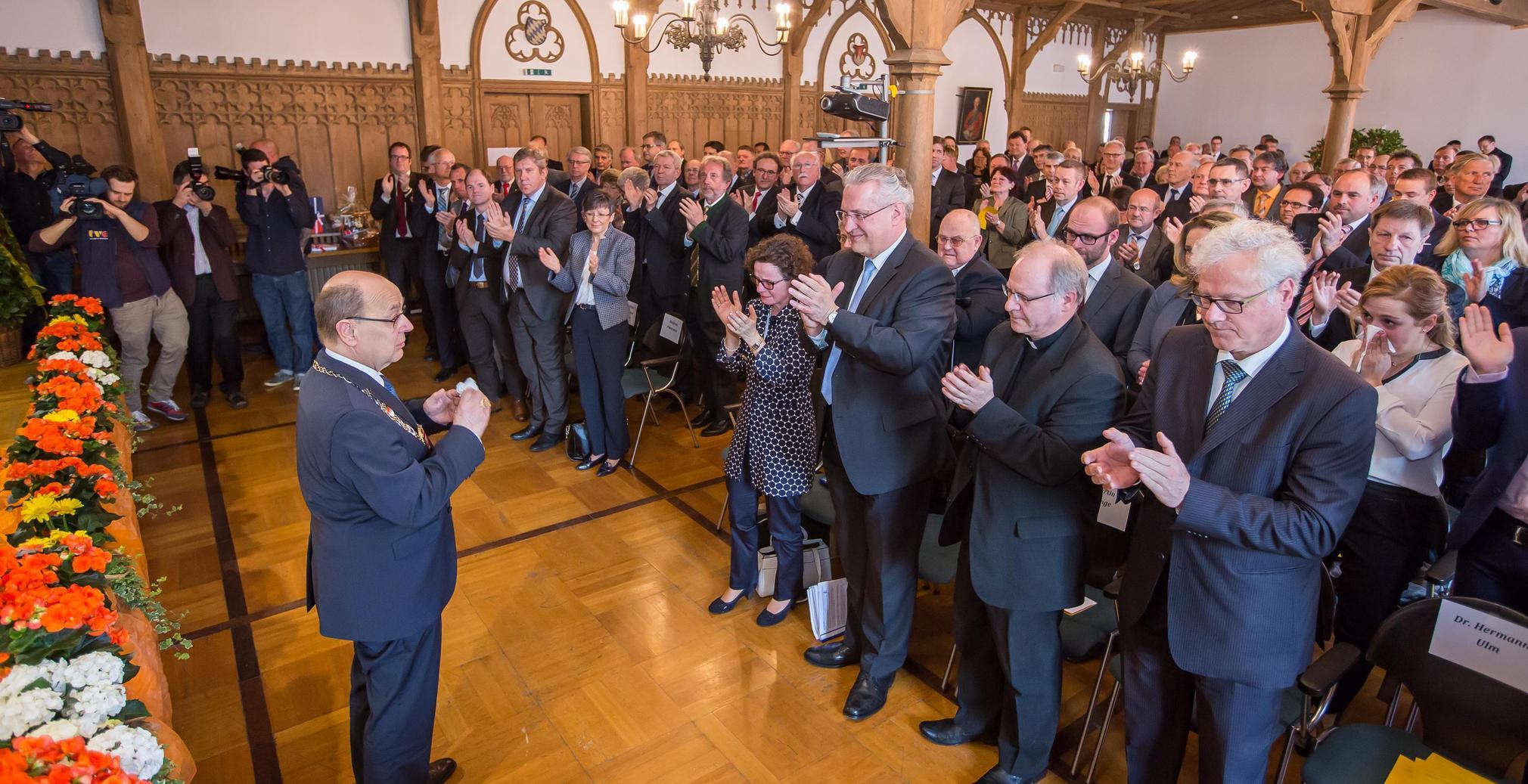 Minutenlanger Applaus für 26 Jahre OB Franz Stumpf