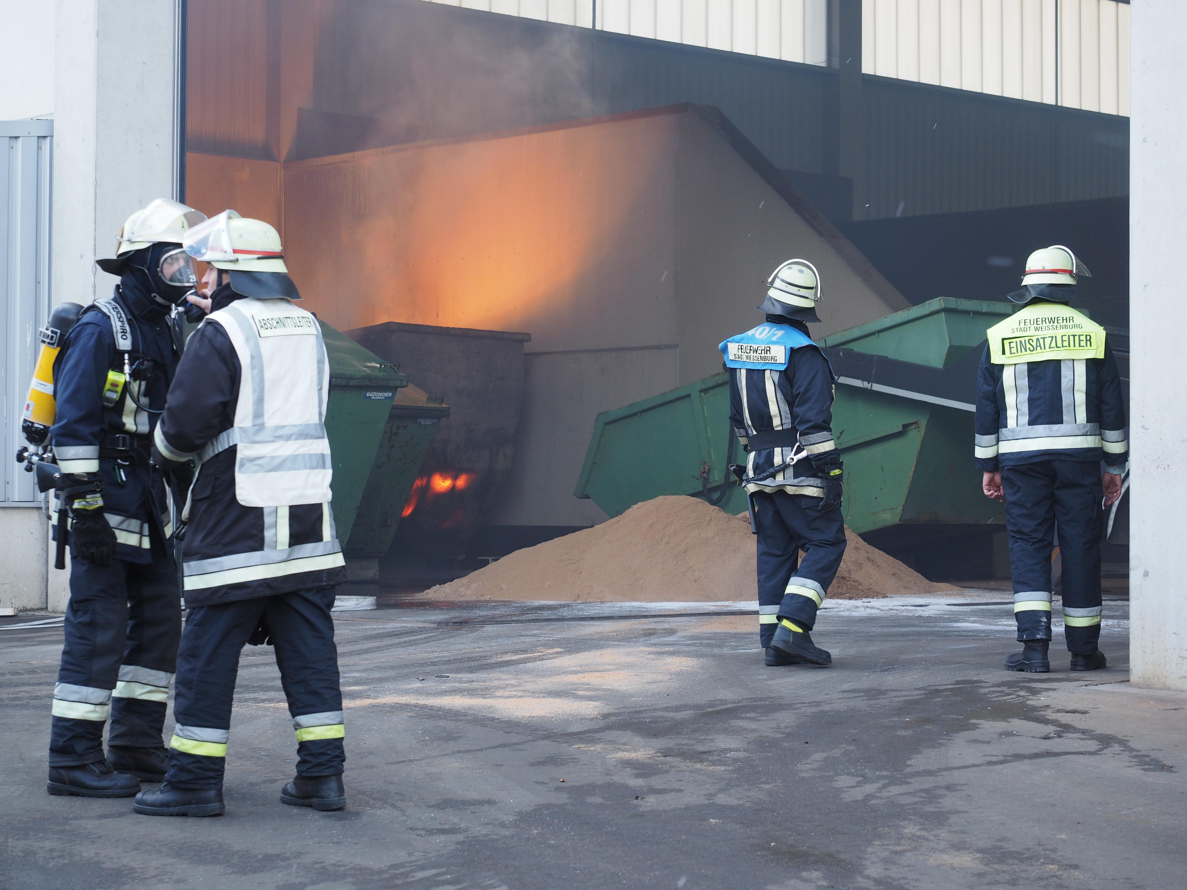Brand in Weißenburg: Container mit Titan-Spänen fing Feuer
