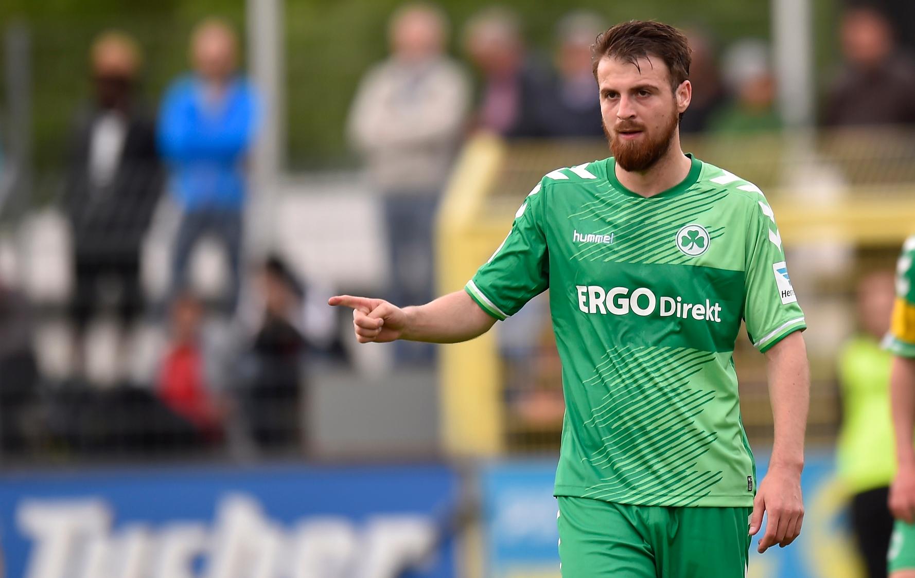 Azemi und das Kleeblatt: Eine Geste zum Schluss?