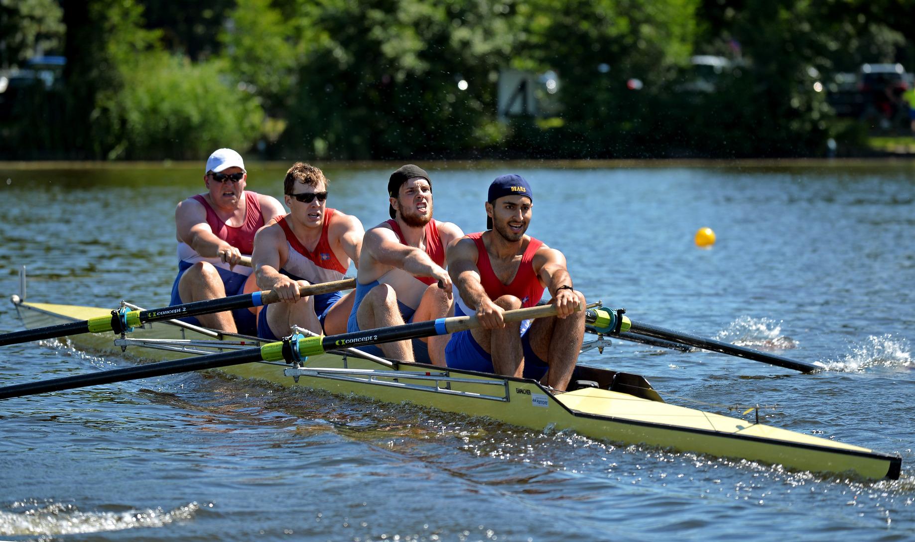 Ruderer an den Start: Regatta auf dem Dutzendteich