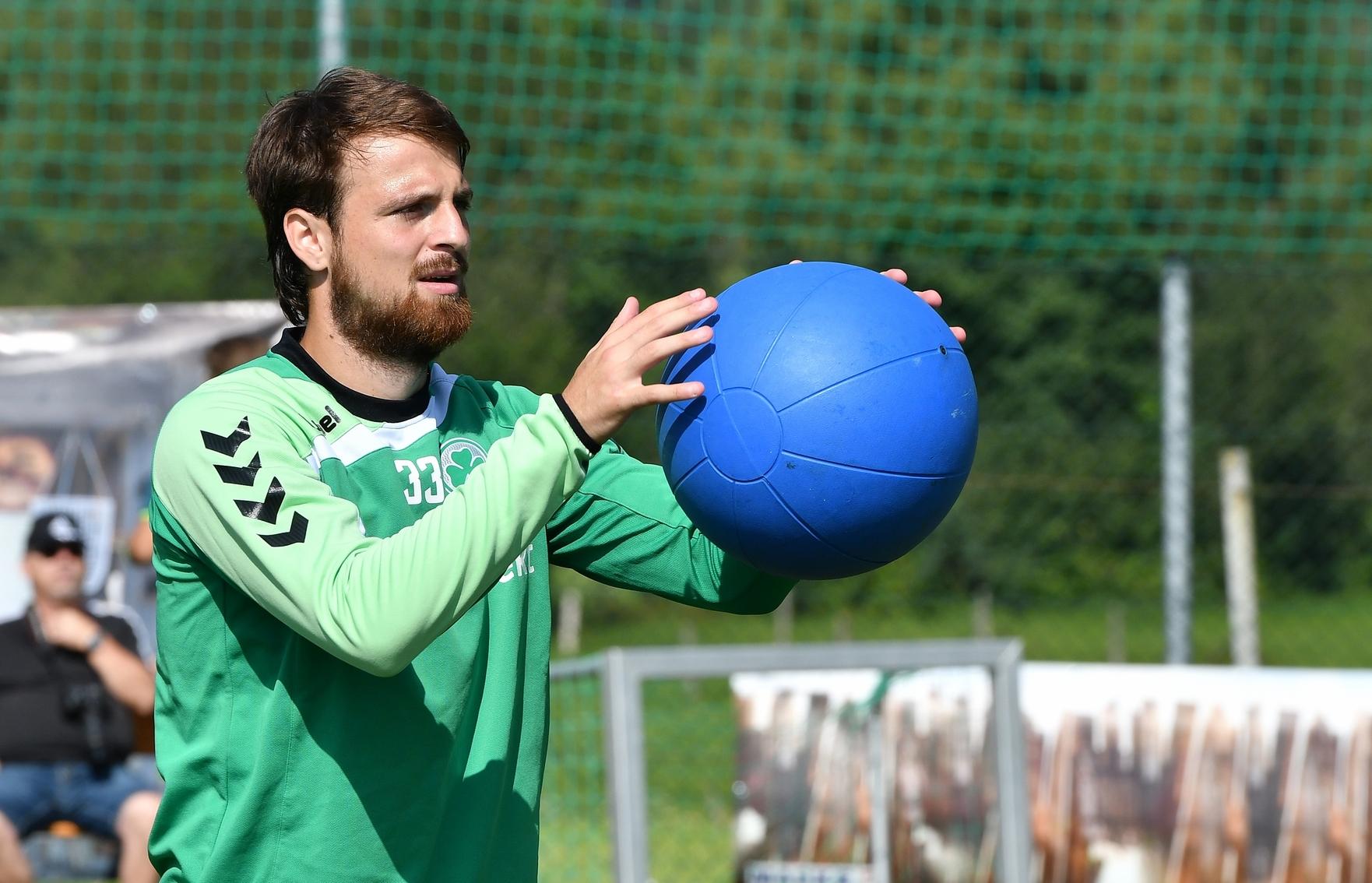 Azemi sucht Anschluss: Angreifer ackert für Comeback