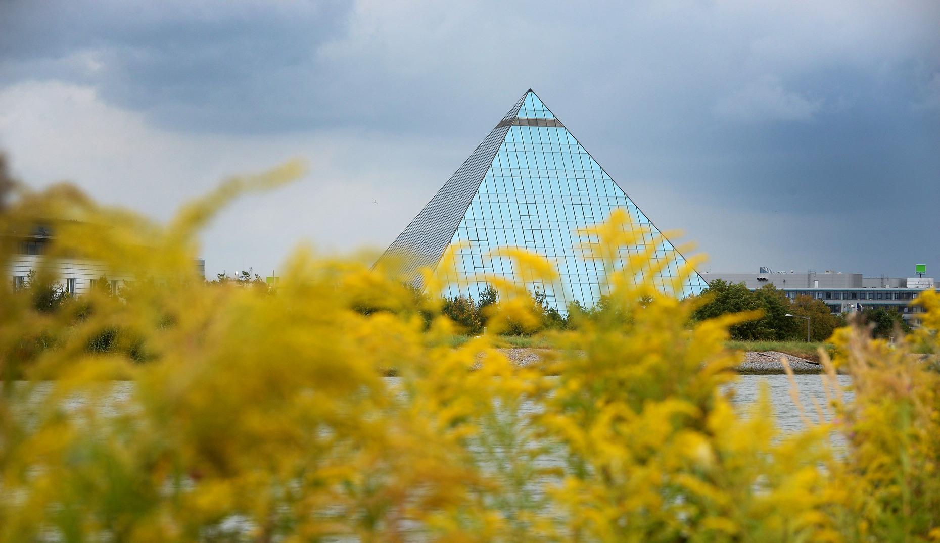 Grün leuchtend: Warum am verlassenen Hotel Pyramide in Fürth immer noch ...