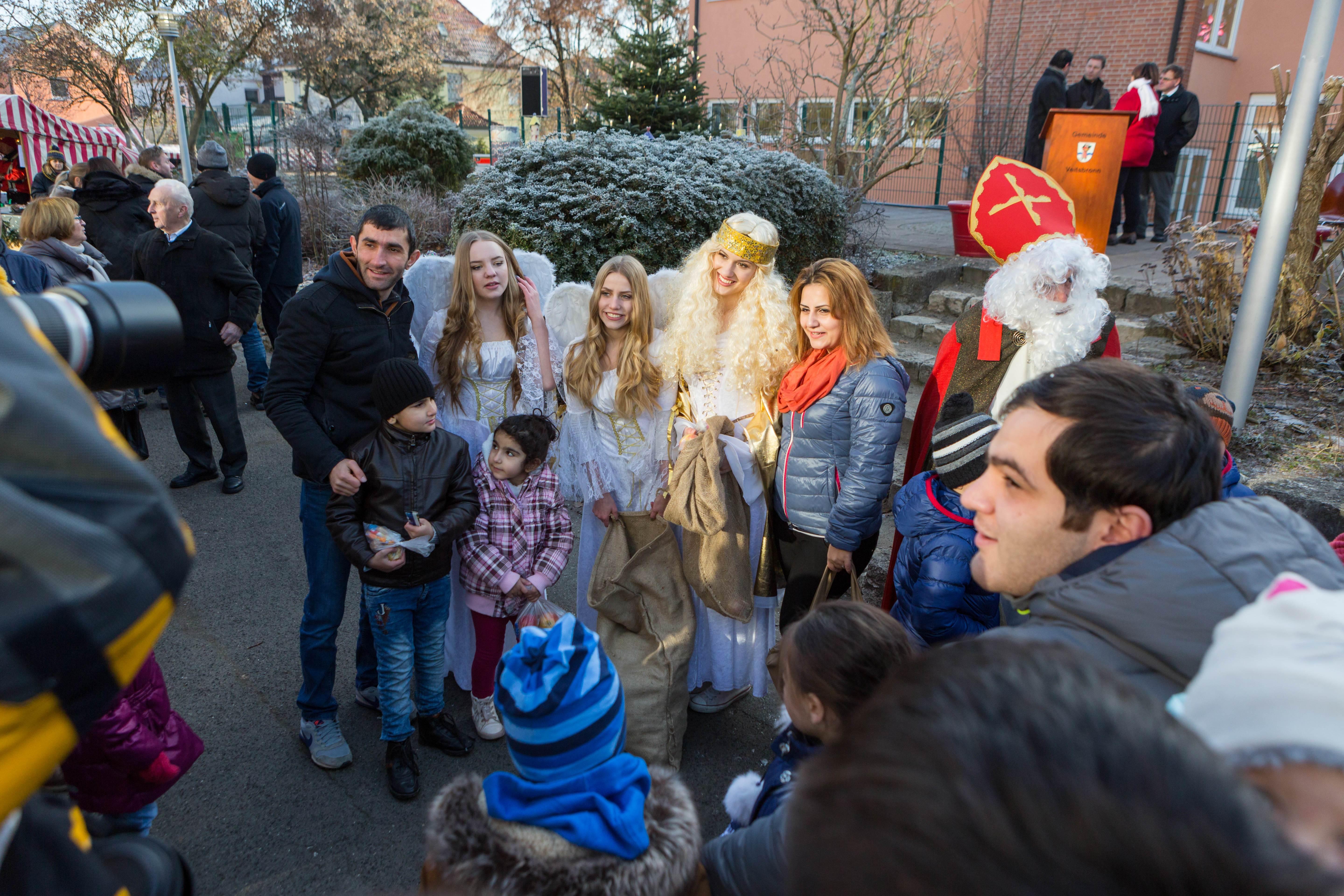 Christkind Theresa eröffnet Adventsmarkt in Veitsbronn - Fürth | Nordbayern