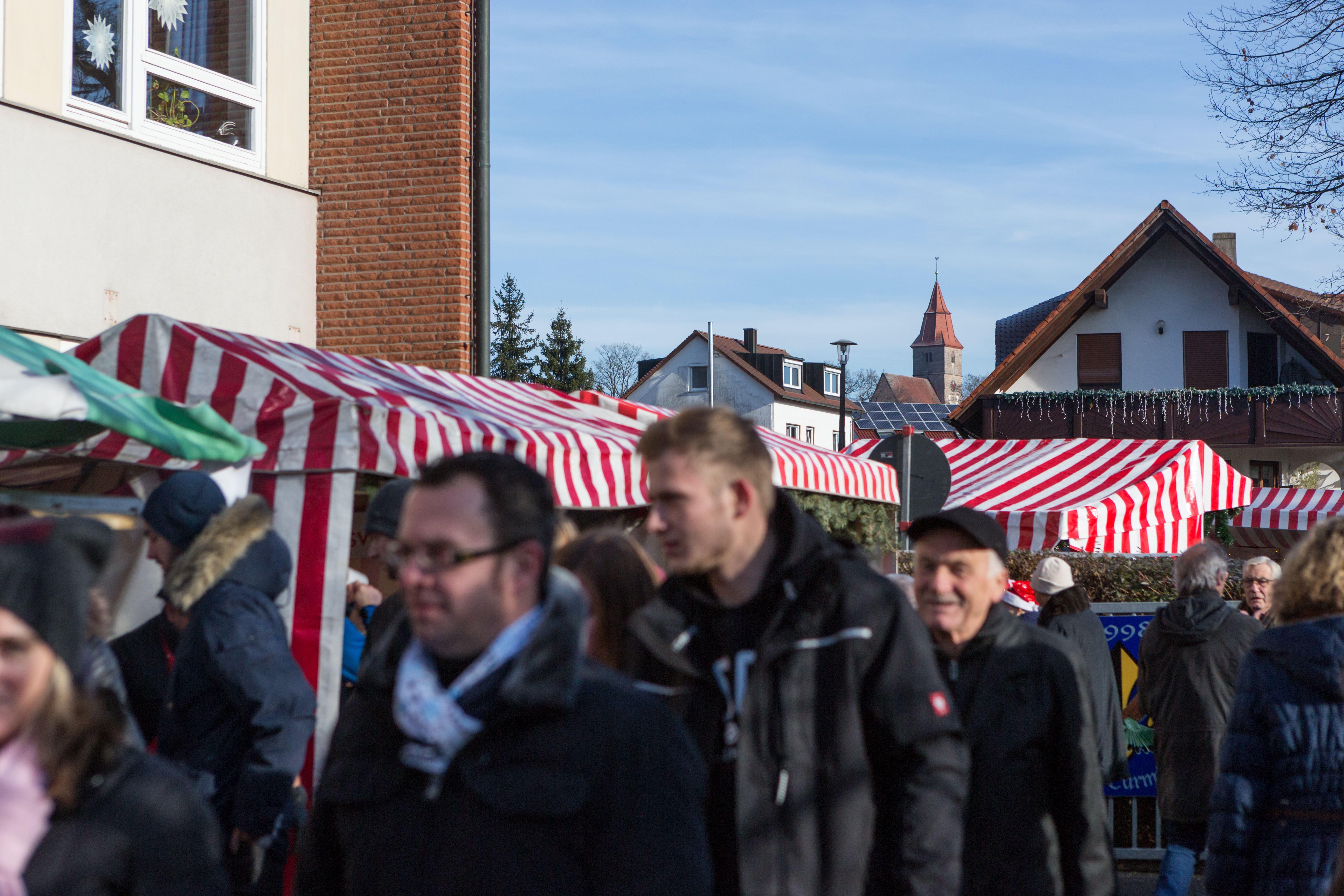 Christkind Theresa eröffnet Adventsmarkt in Veitsbronn - Fürth | Nordbayern