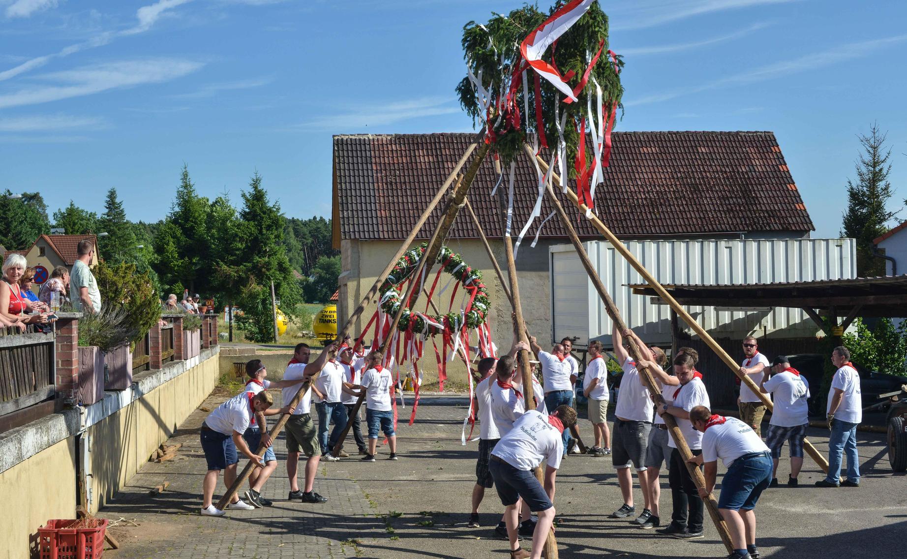 Wahrzeichen für die Kerwa ist 28 Meter hoch | Nordbayern
