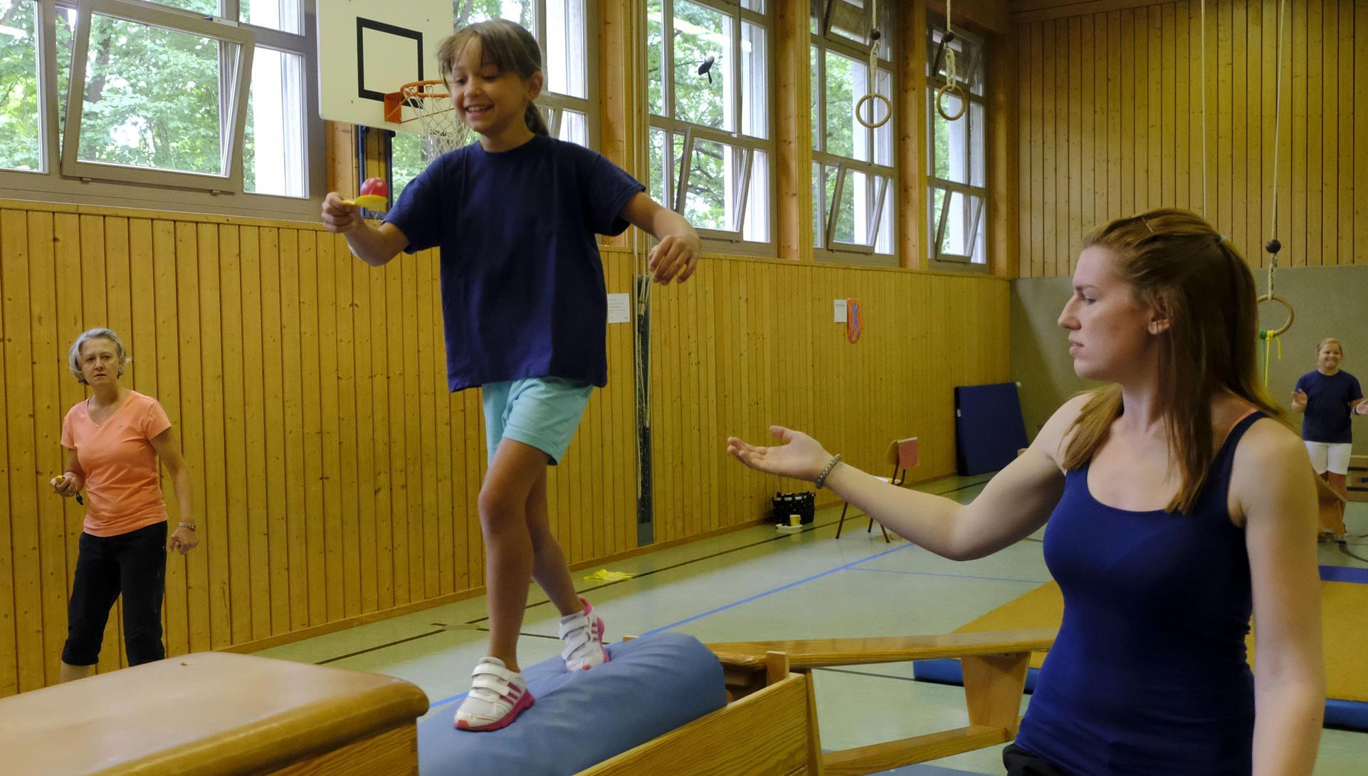 Eierlaufen unter verschärften Bedingungen beim Spielturnfest