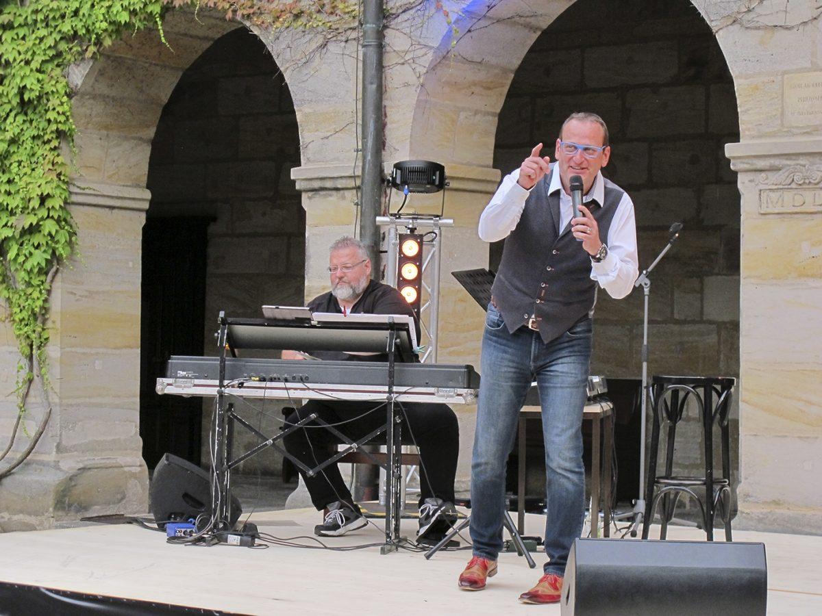 "Locker vom Hocker": Lachen für den guten Zweck