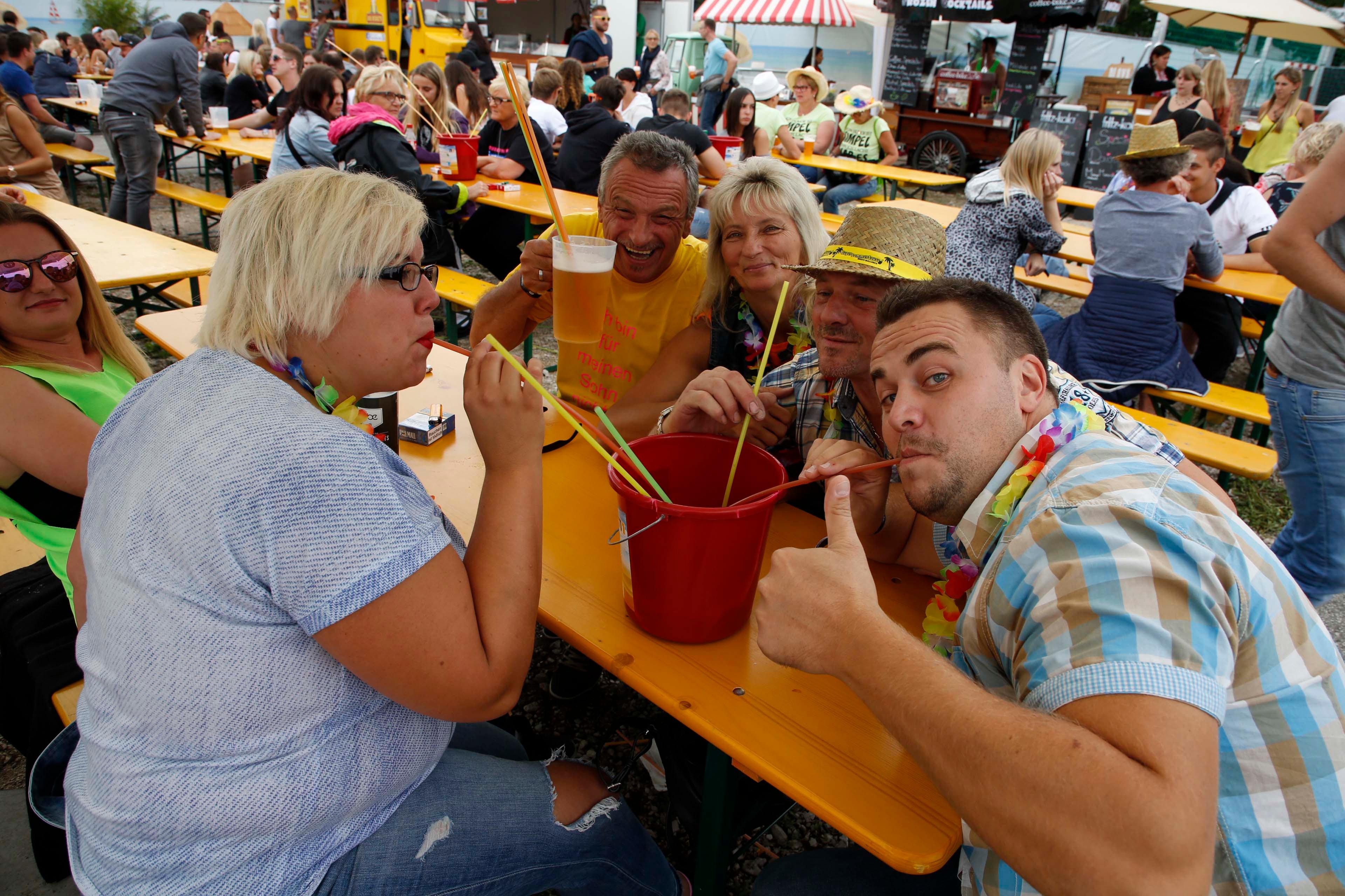 Eimer-Saufen und heiße Moves: So war die Ballermann-Fete am Airport ...