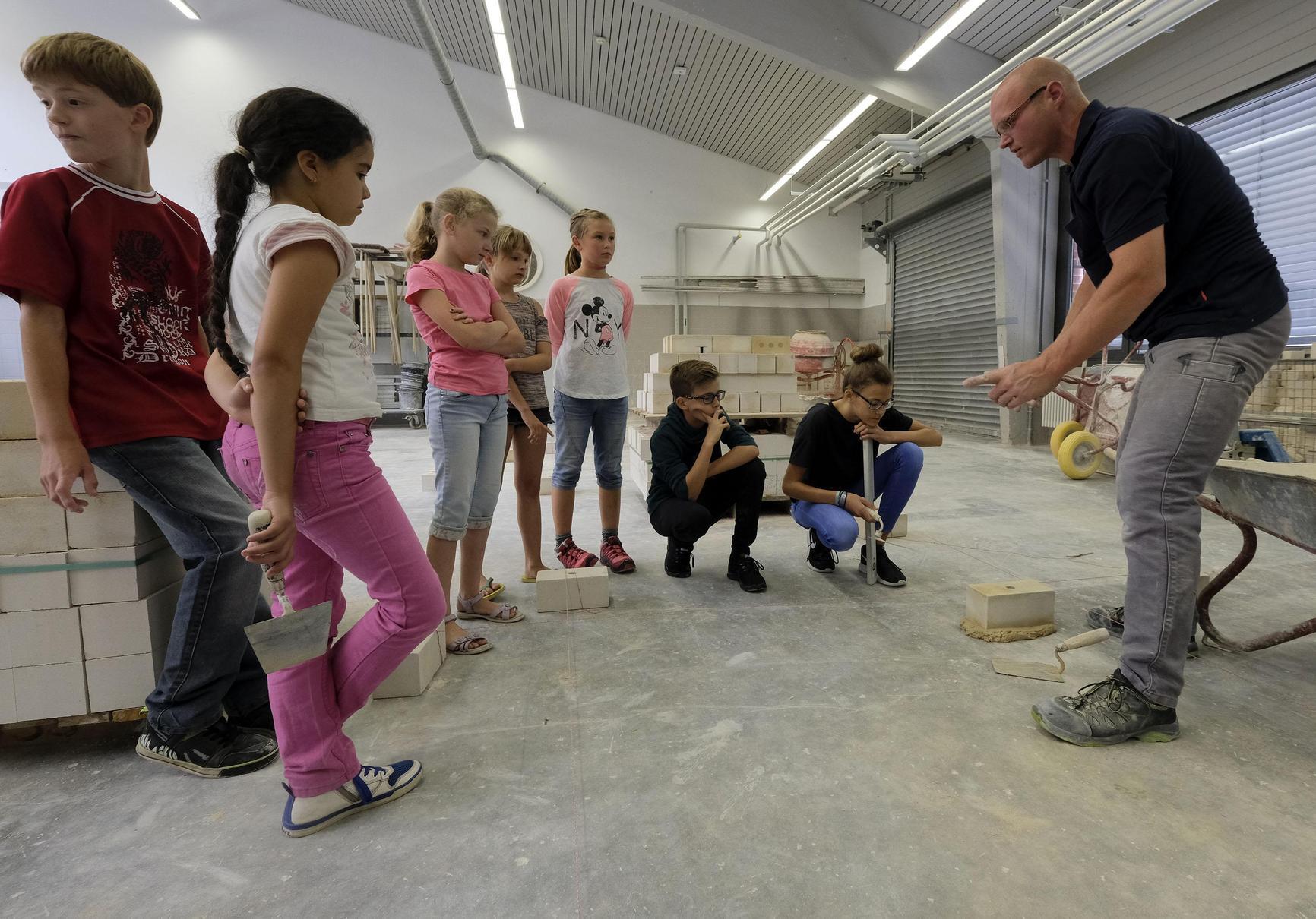 CSU-Ferienprogramm: Vom Maurer mauern lernen