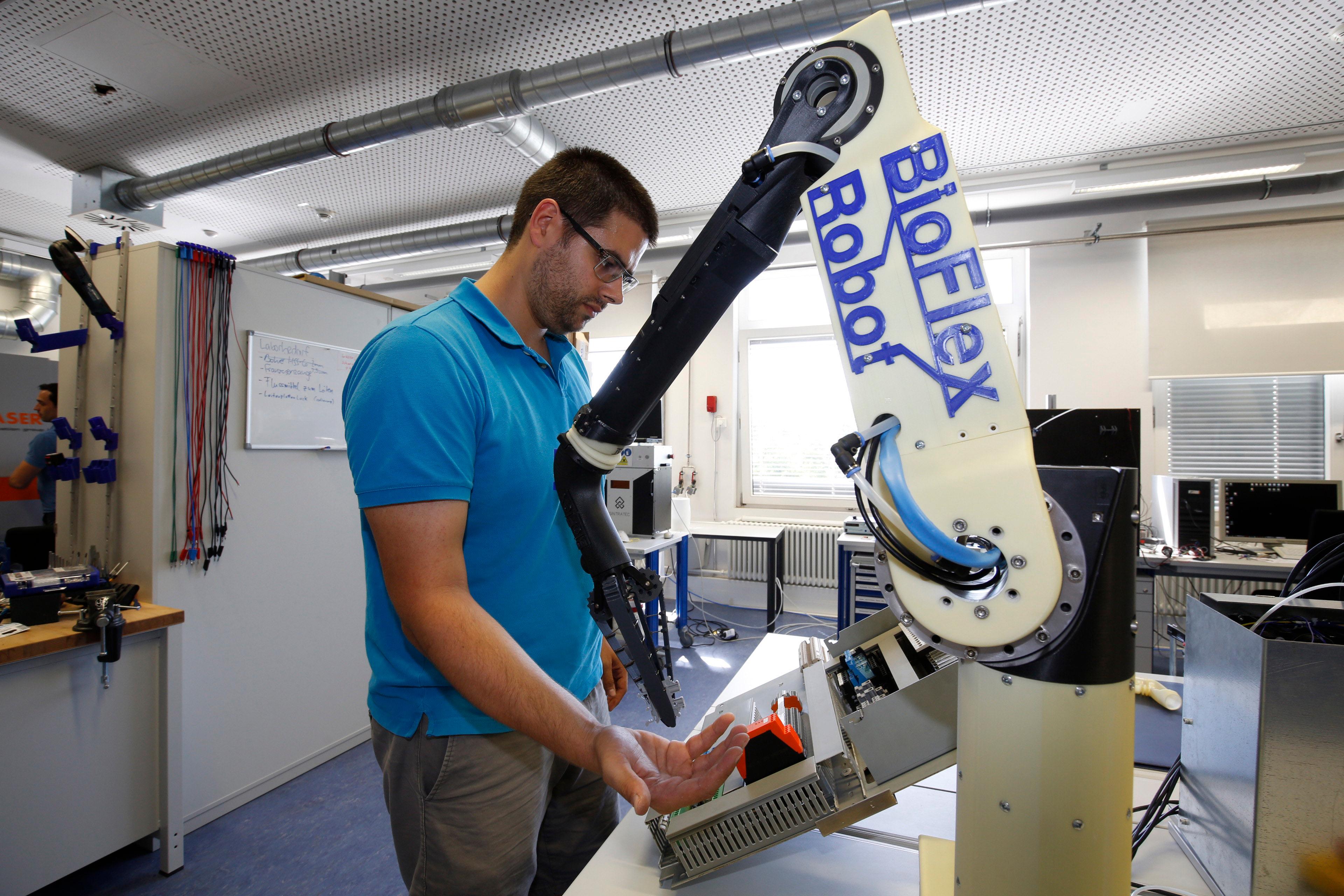 Roboter und Mensch arbeiten Hand in Hand