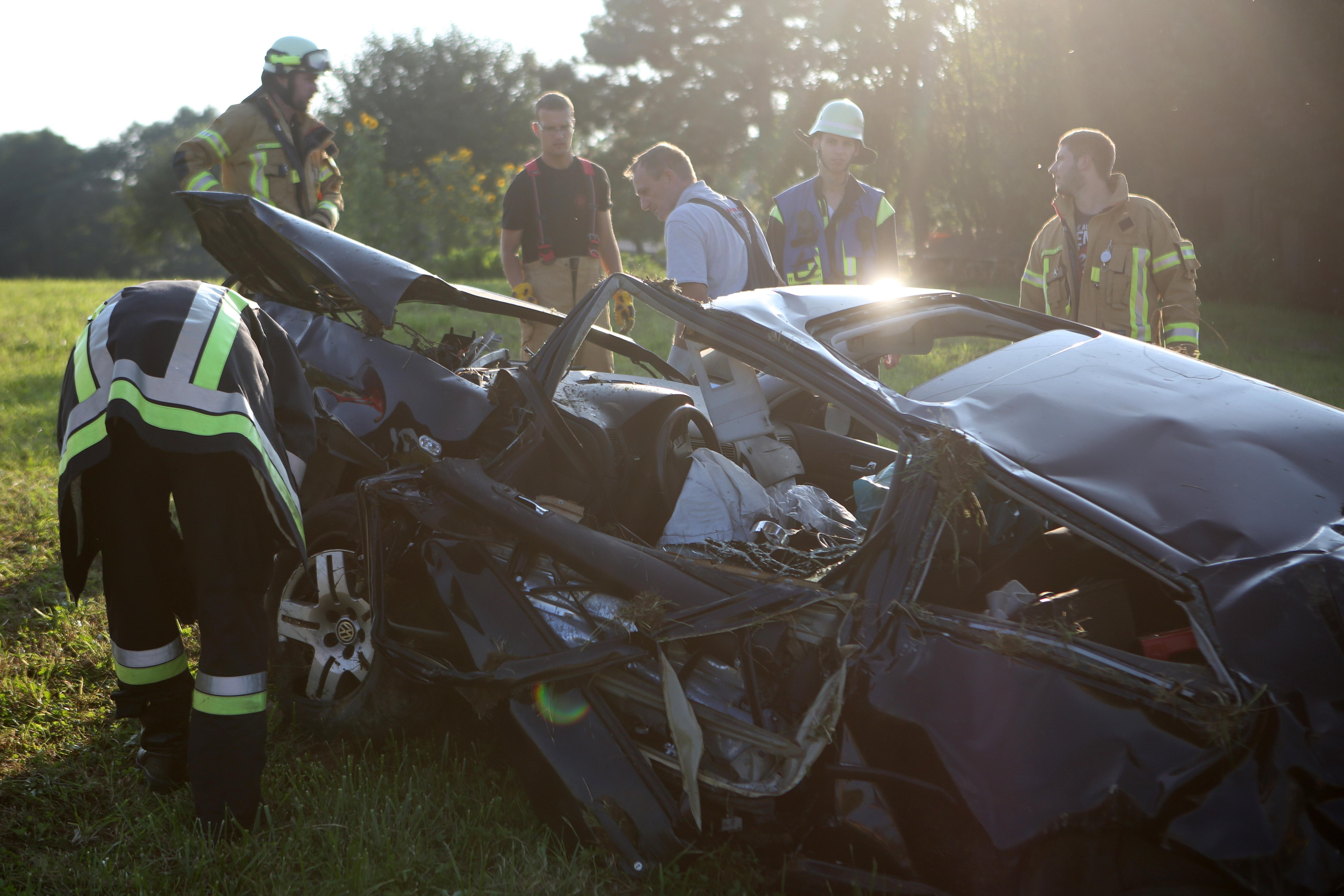 Golf überschlägt sich mehrfach: Zwei 20-Jährige verletzt | Nordbayern