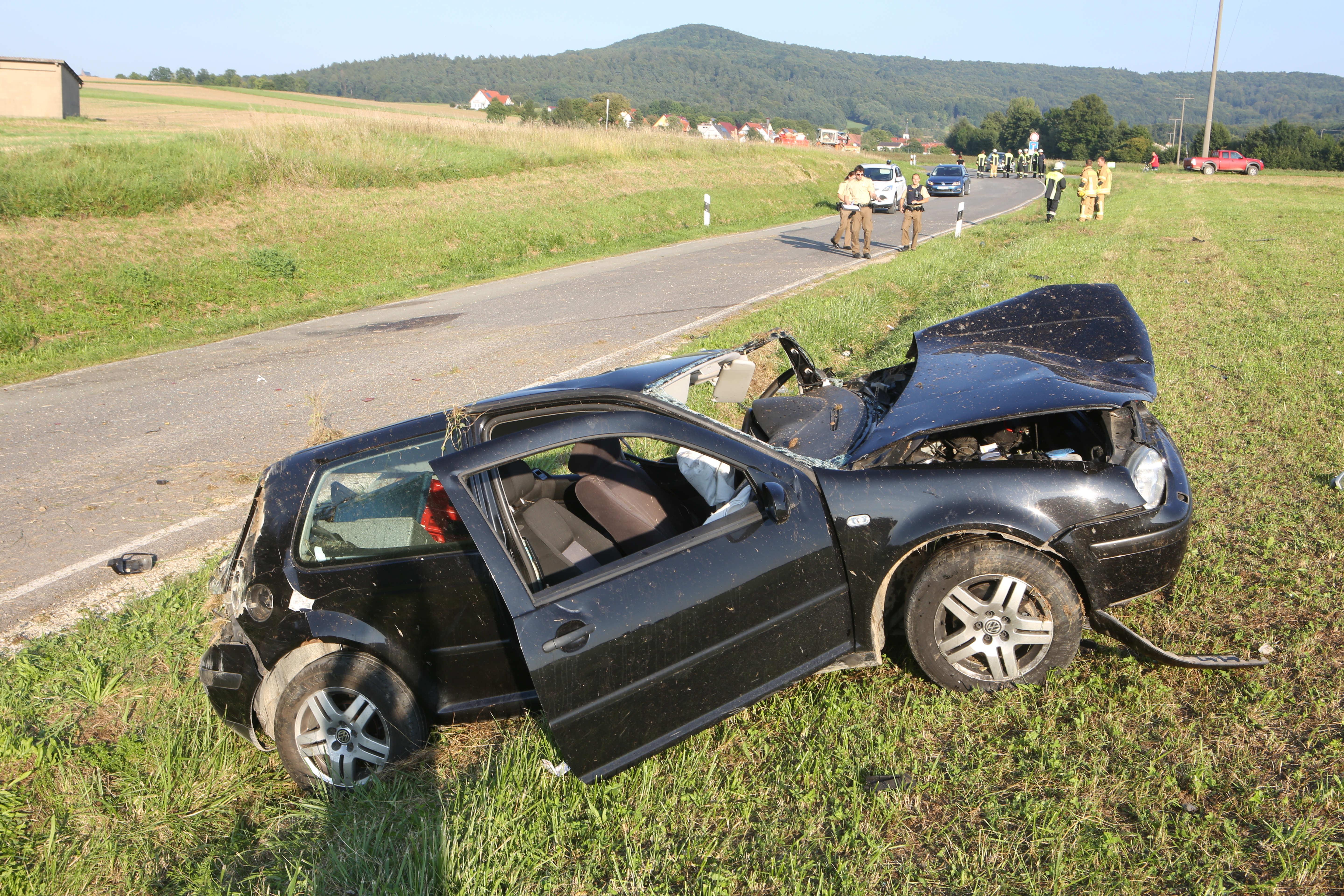 Golf überschlägt sich mehrfach: Zwei 20-Jährige verletzt | Nordbayern