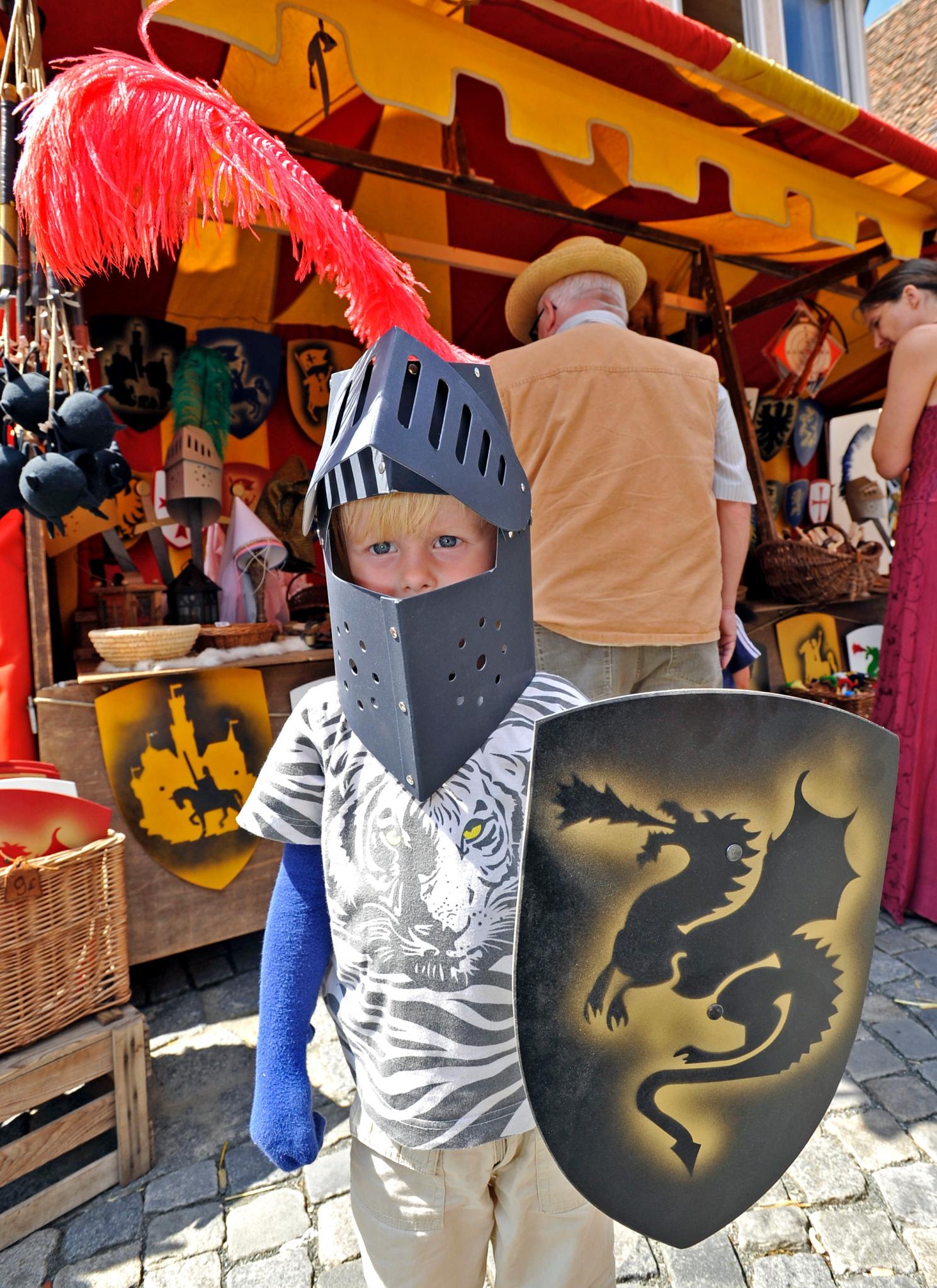 Kinder verwandeln sich in Ritter und Burgfräulein