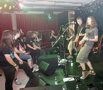 Headbanging und Heavy Metal