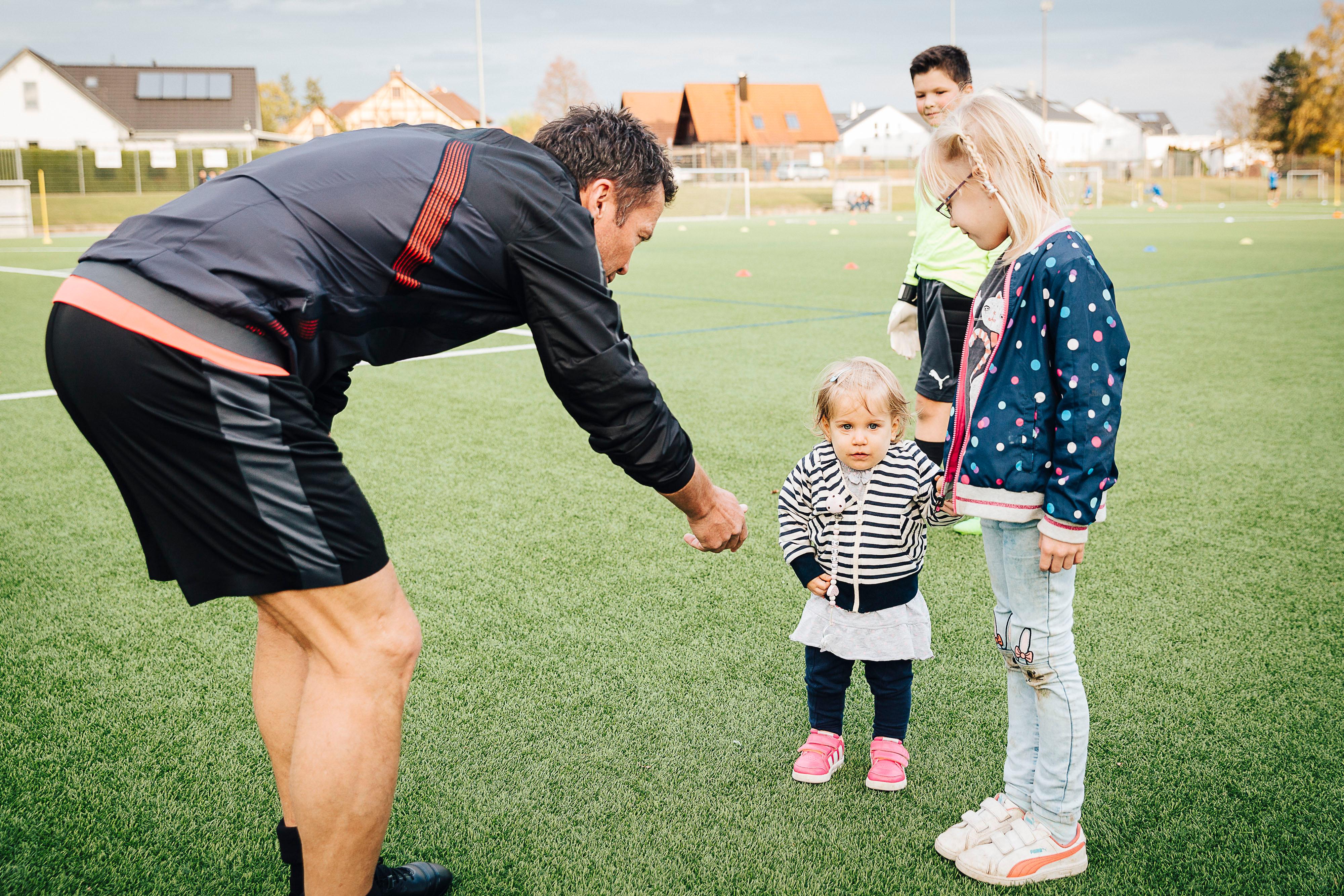 Lothar Matthäus trainiert die Kinder des 1. FC Herzogenaurach