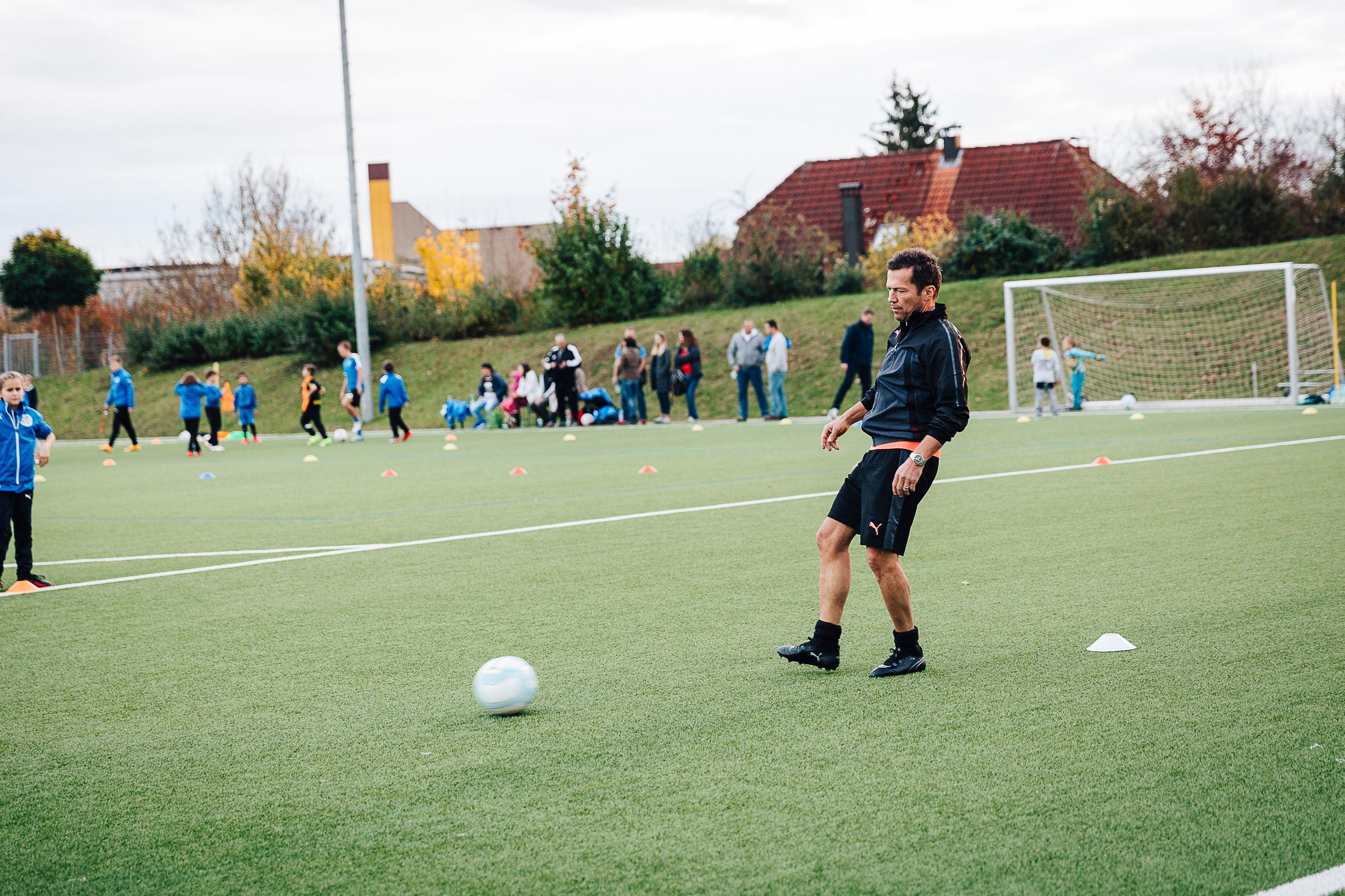 Lothar Matthäus trainiert die Kinder des 1. FC Herzogenaurach